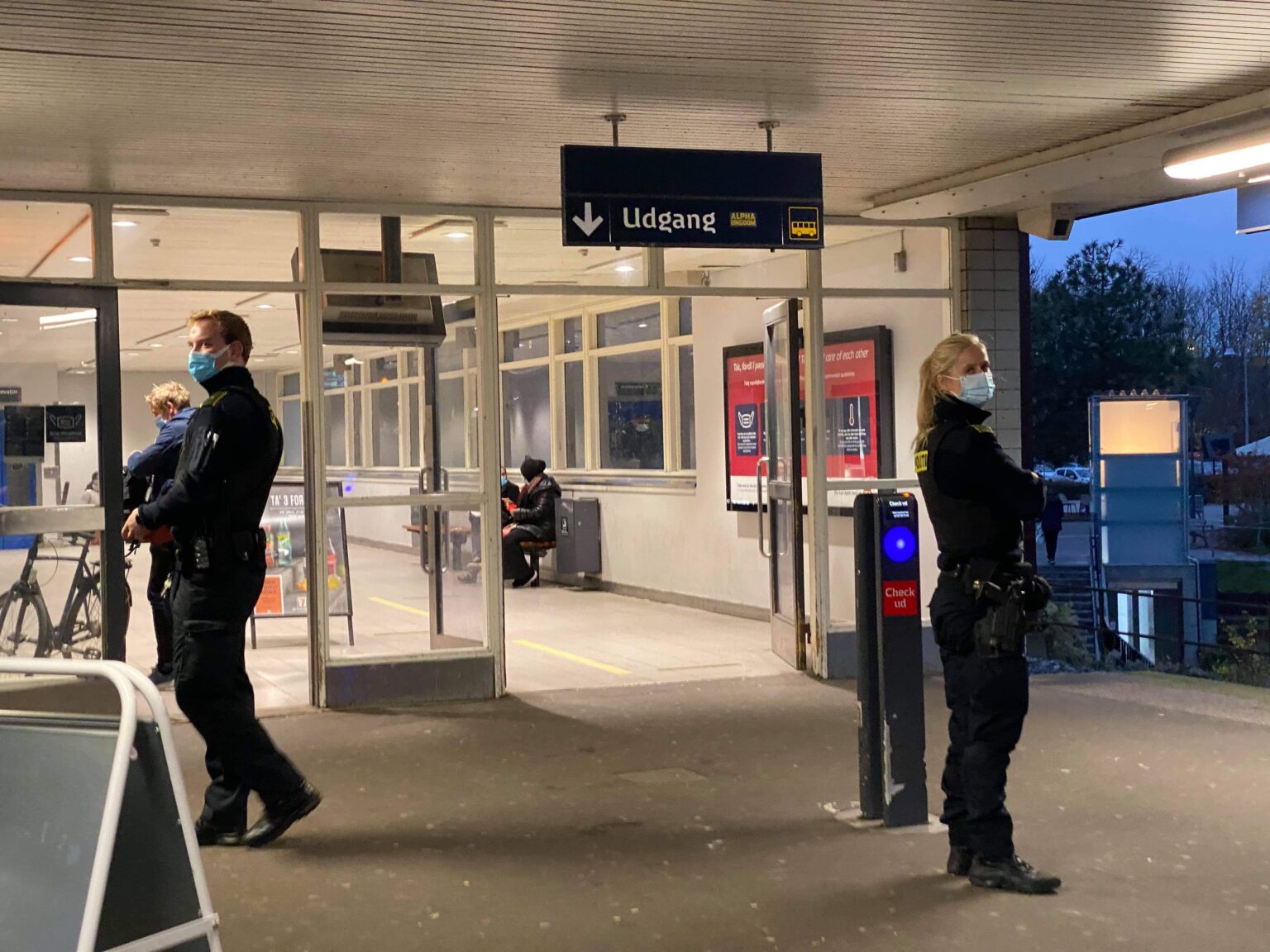 Corona-politi på Albertslund station - tilsyn om brug af mundbind