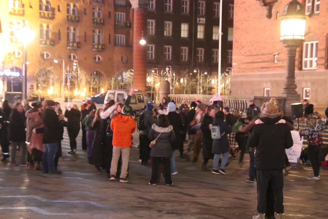 Mange mennesker samlet på Rådhuspladsen