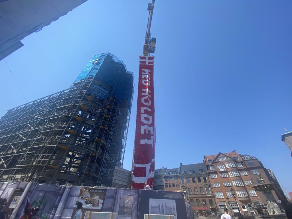 En hilsen til det danske landshold - hæklet af stolte fans