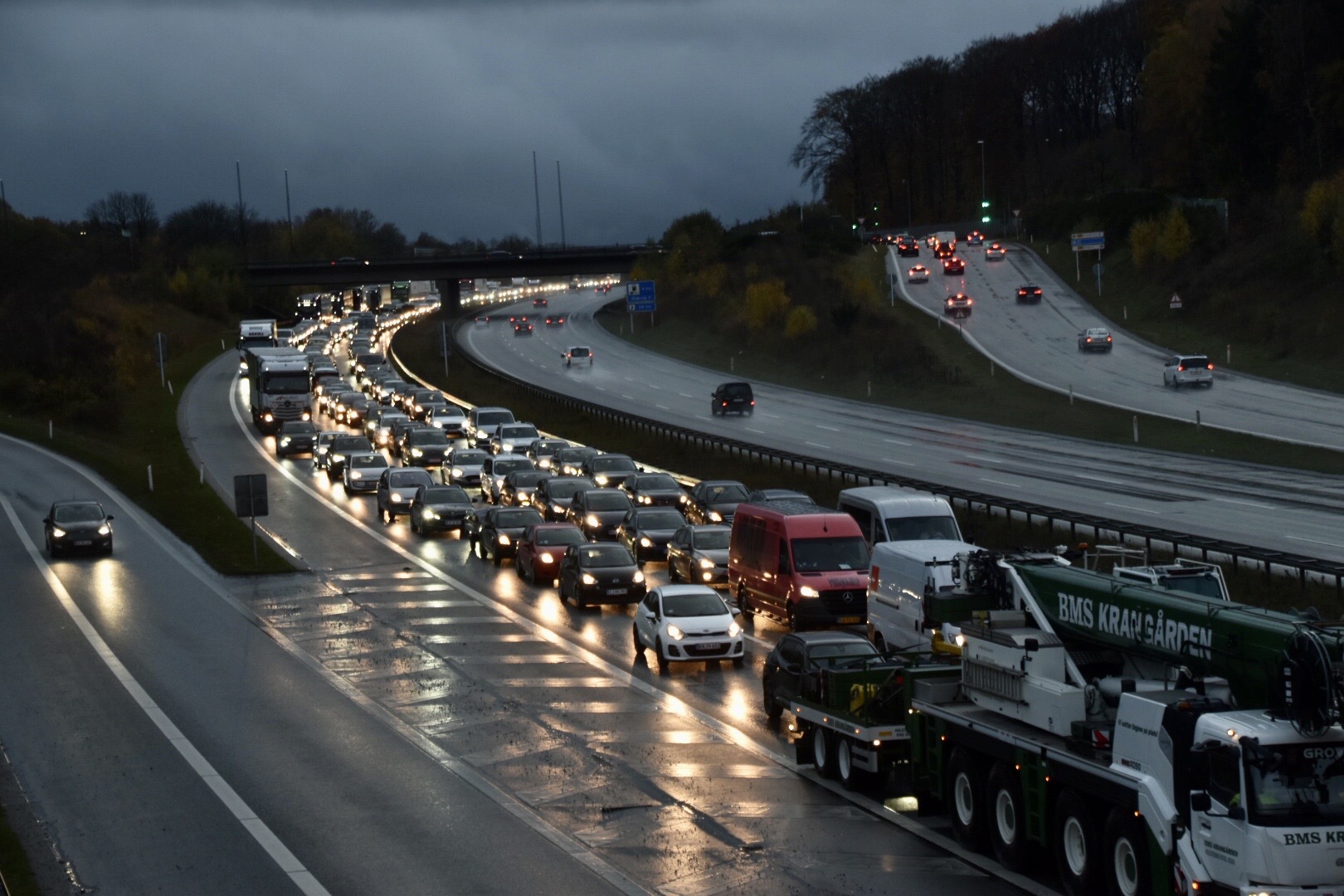 Uheld på Vejlefjordbroen spærrer motorvej E45