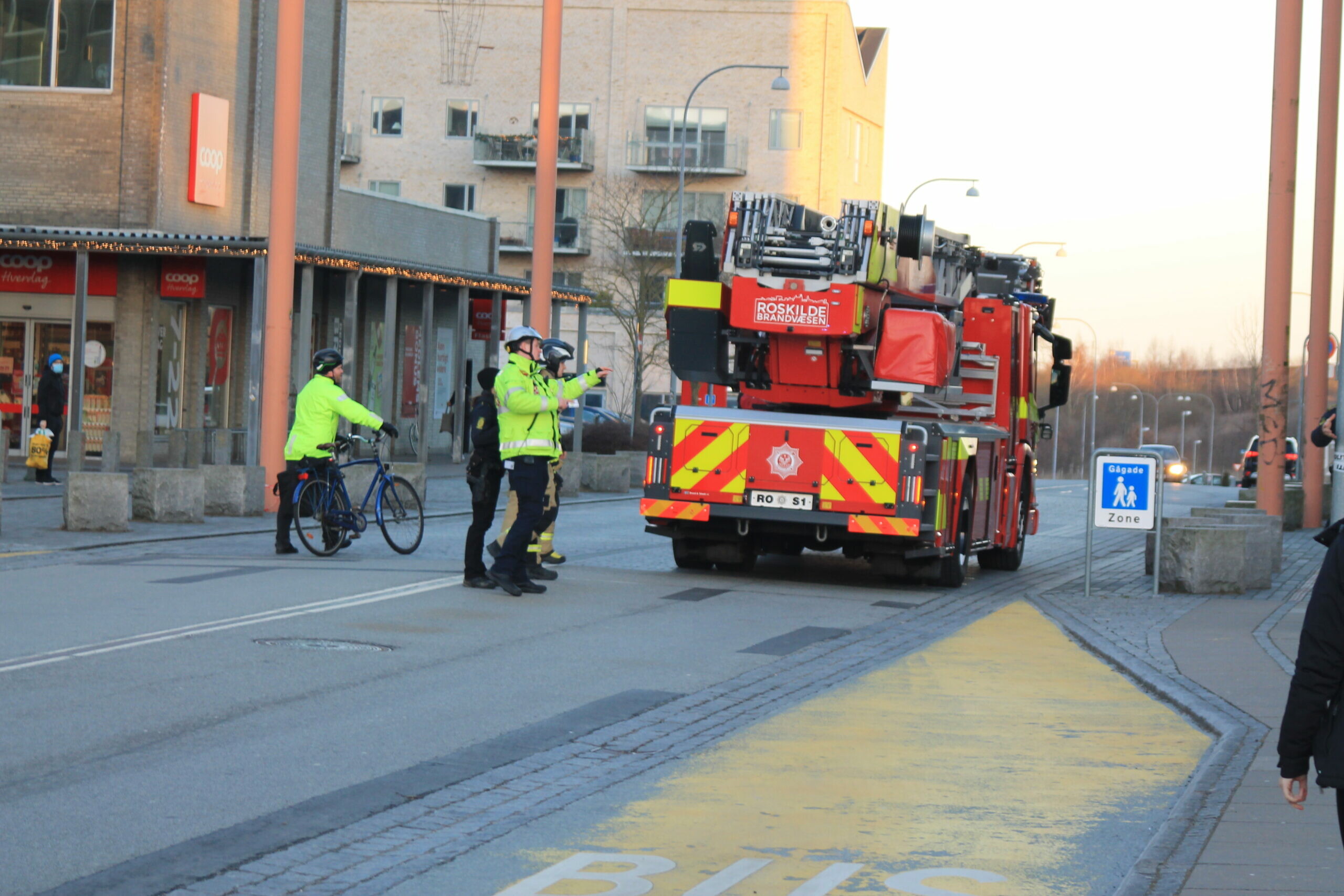 Brandvæsnet kaldt ud til Trekroner station - større område spærret