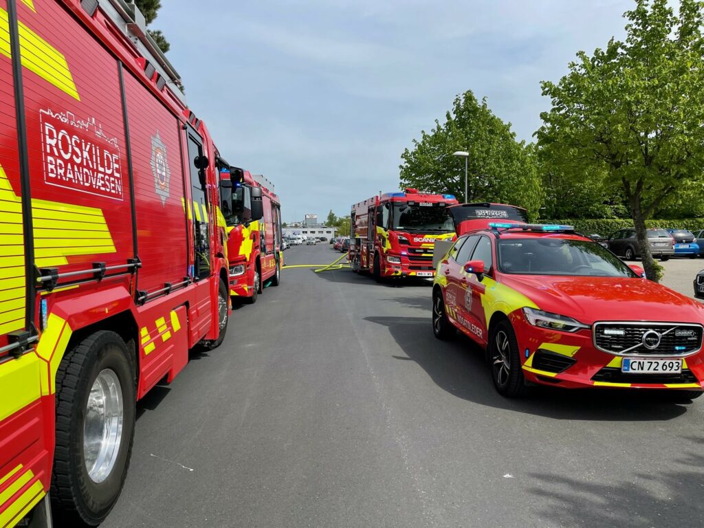 VIDEO | Brand i autoophugger - én person kørt til behandling