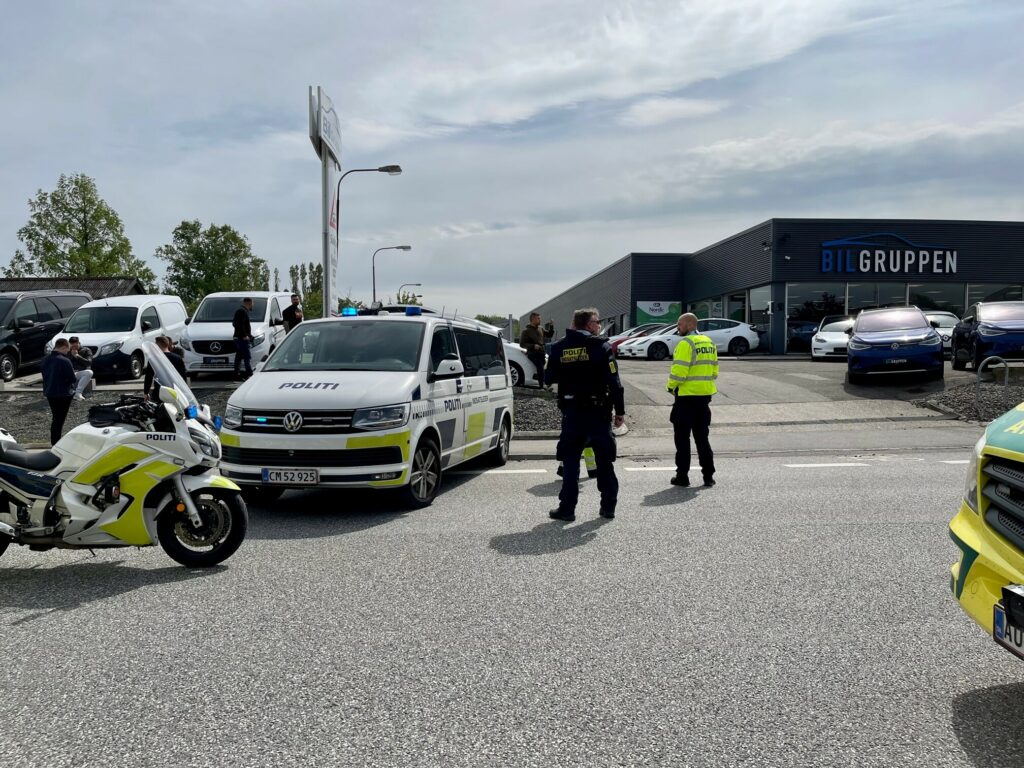 VIDEO | Brand i autoophugger - én person kørt til behandling