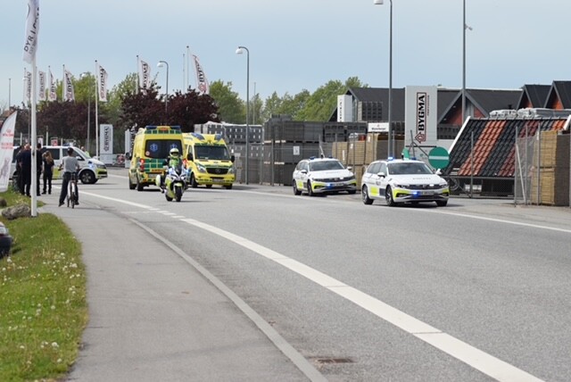 VIDEO | Brand i autoophugger - én person kørt til behandling