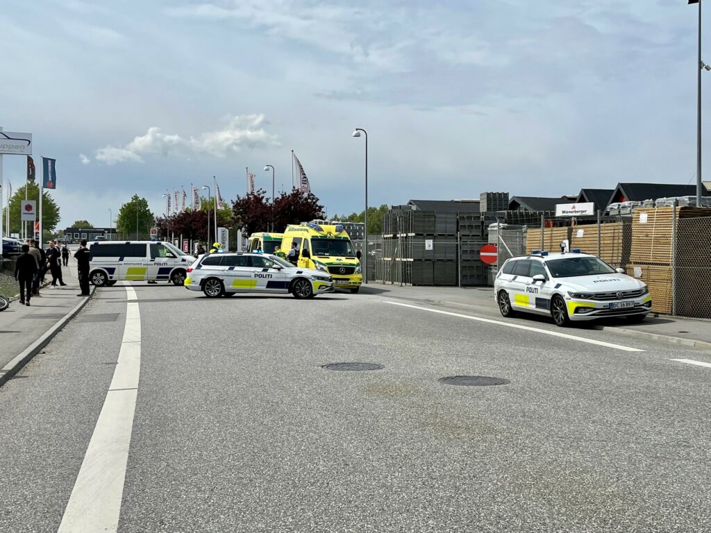 VIDEO | Brand i autoophugger - én person kørt til behandling