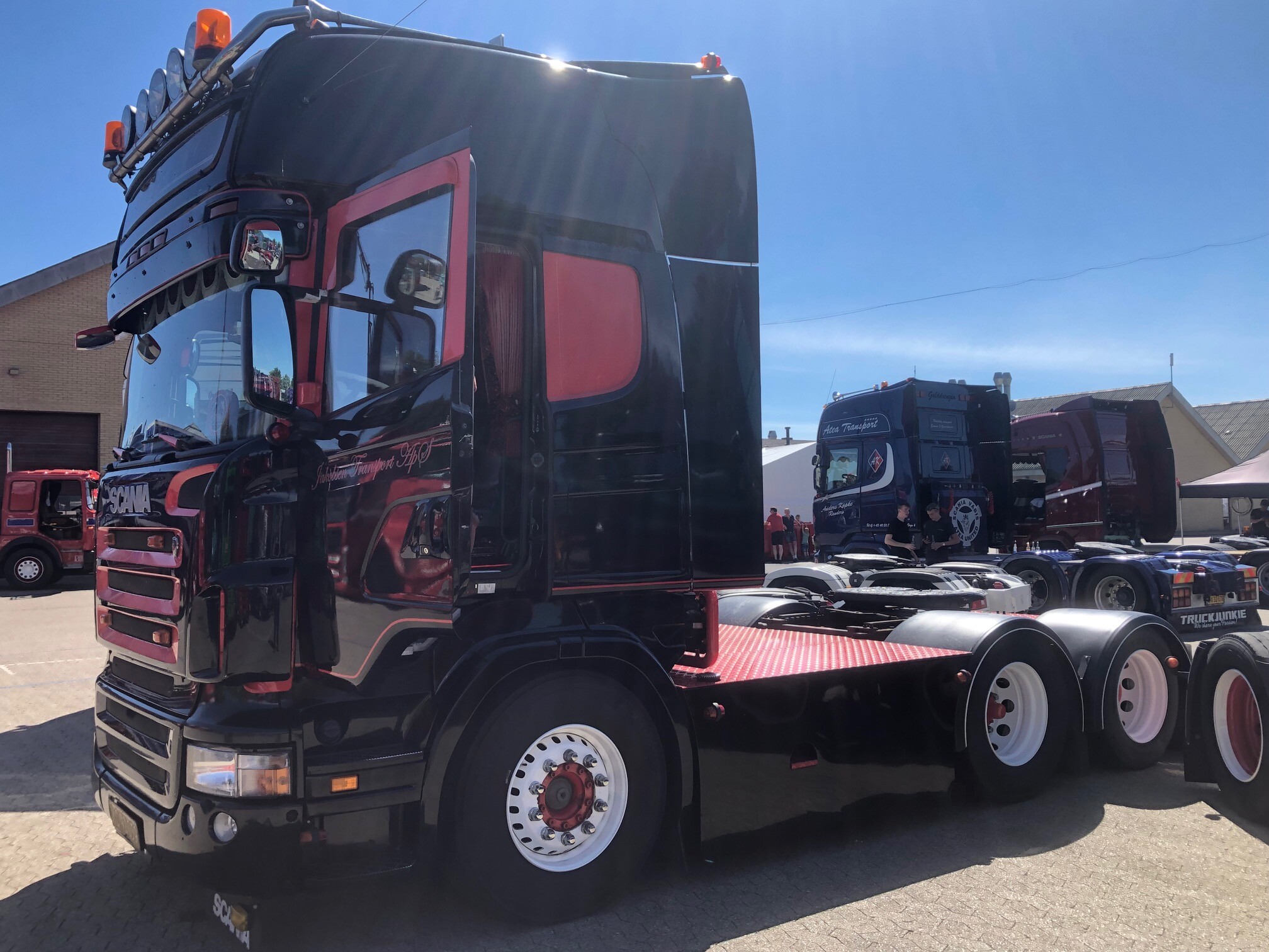 Gamle lastbiler og biler samlet på Djursland