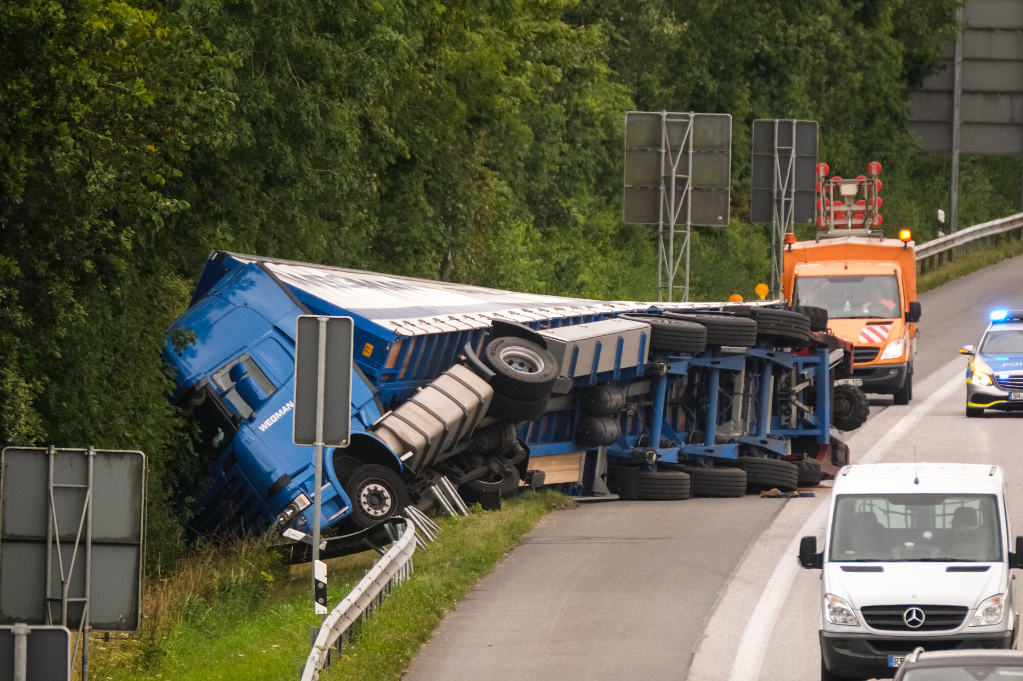 40 tons tung lastbil væltet rundt: Motorvej mod Danmark spærret