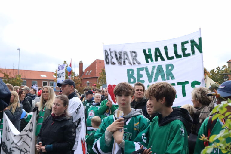 Demonstration foran rådhuset: Bevar vores skøjtehal! - Presse-fotos.dk