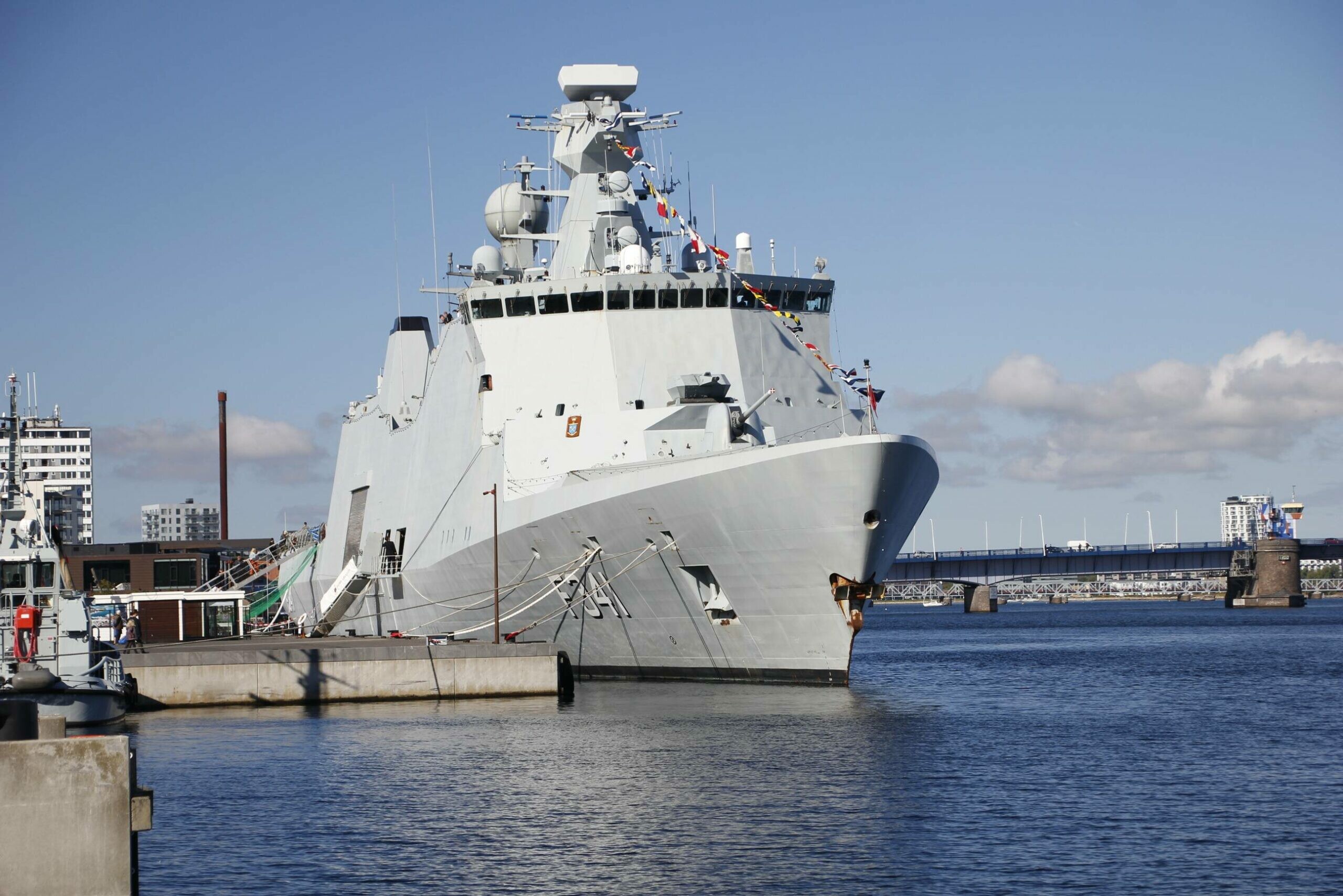 Krigsskibet Absalon ligger i dansk havn: Kom ombord og se det indefra