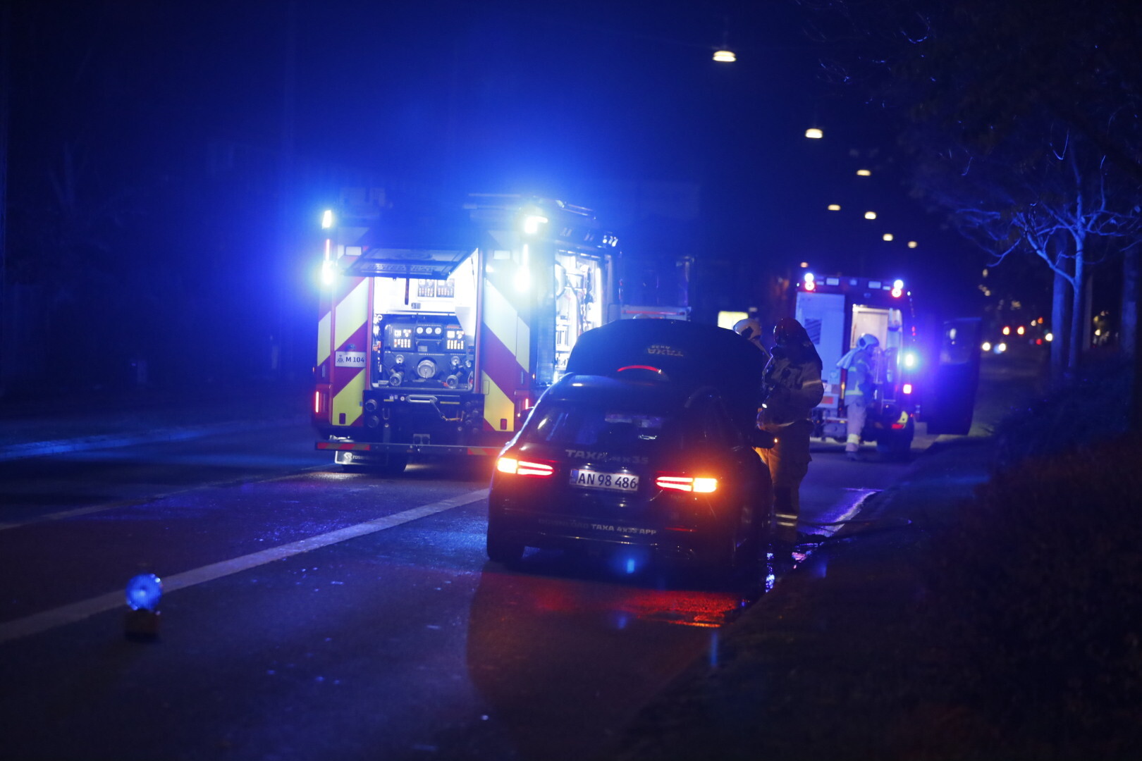 Valby: Taxa i brand på åben gade