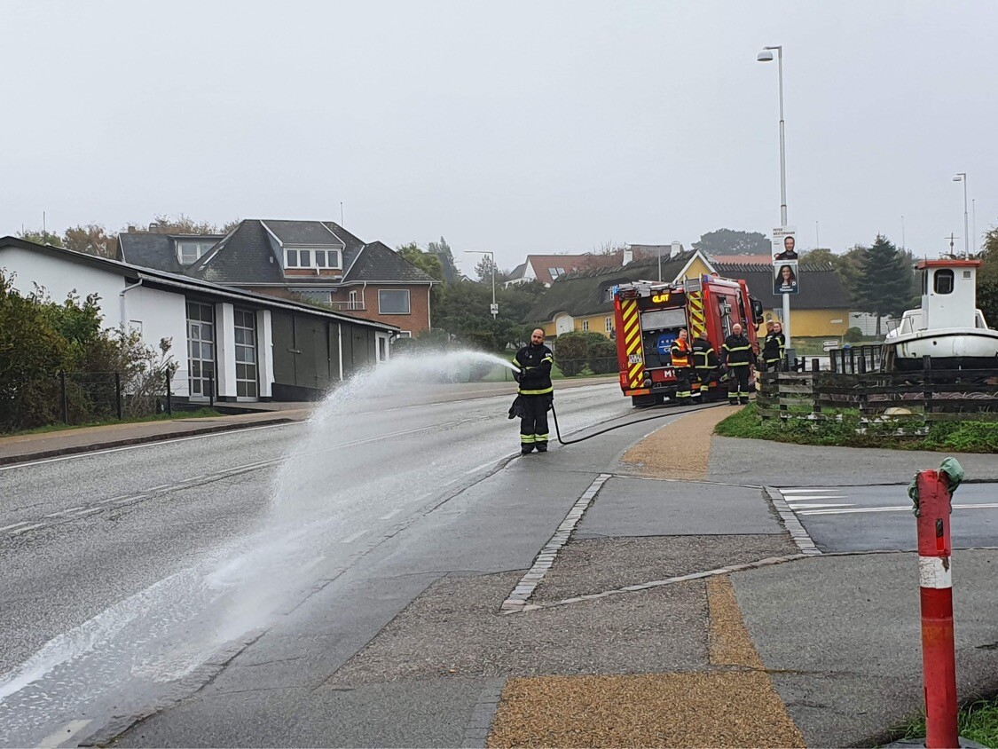 Forurening i Hundested: Brandvæsenet arbejder på to gader