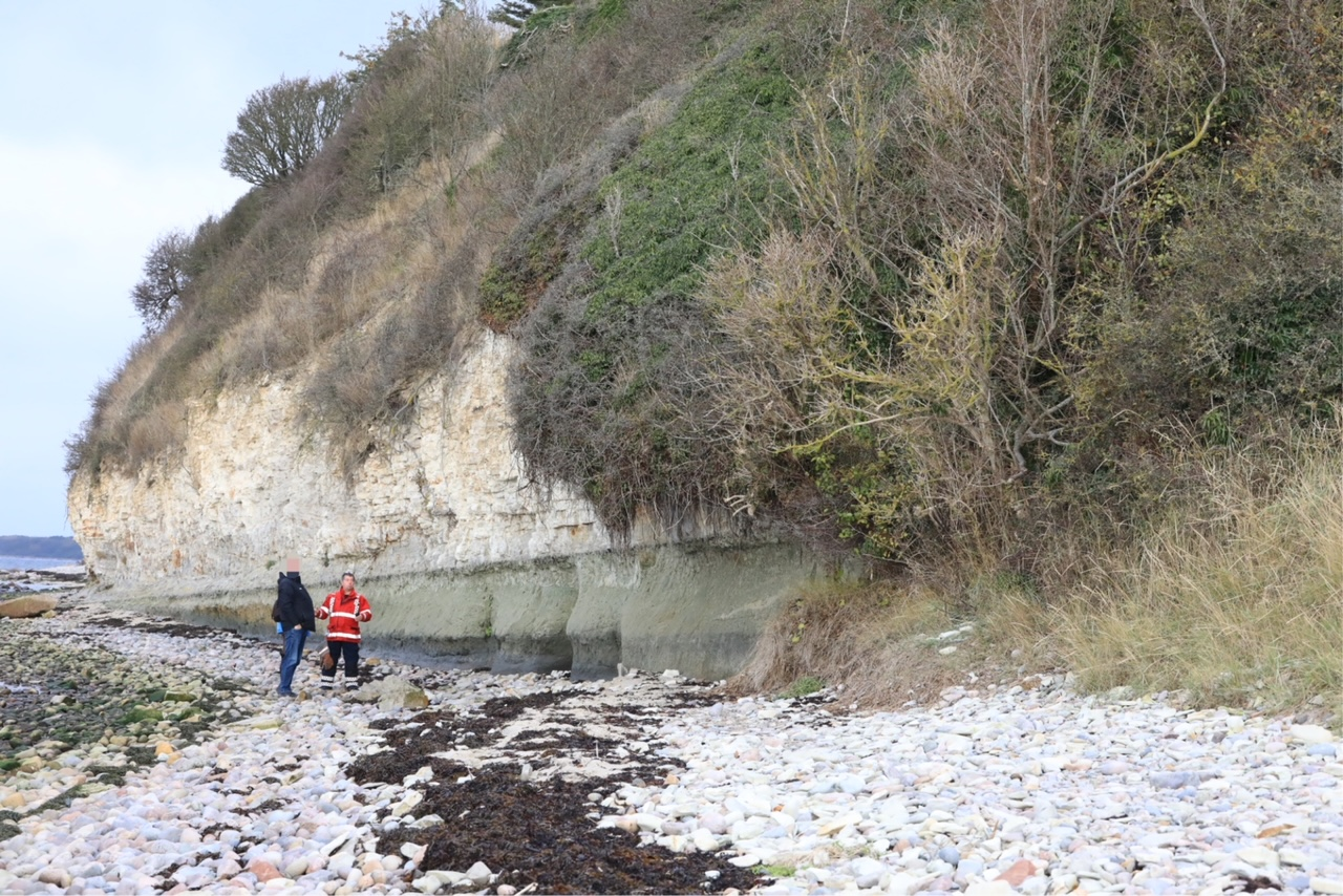 Skrænt ved kyst i fare for at styrte sammen