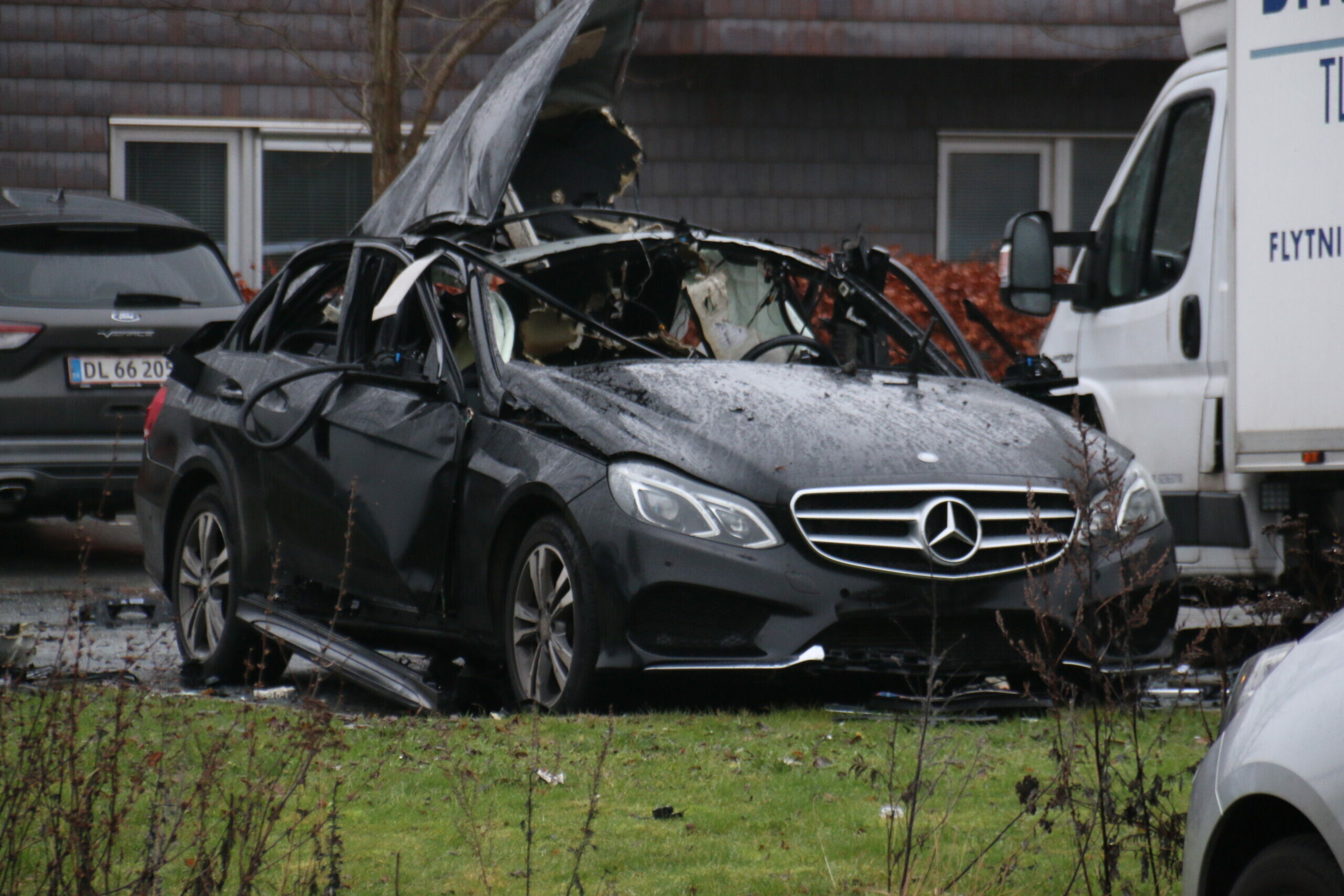 Dyr Mercedes sprængt i luften