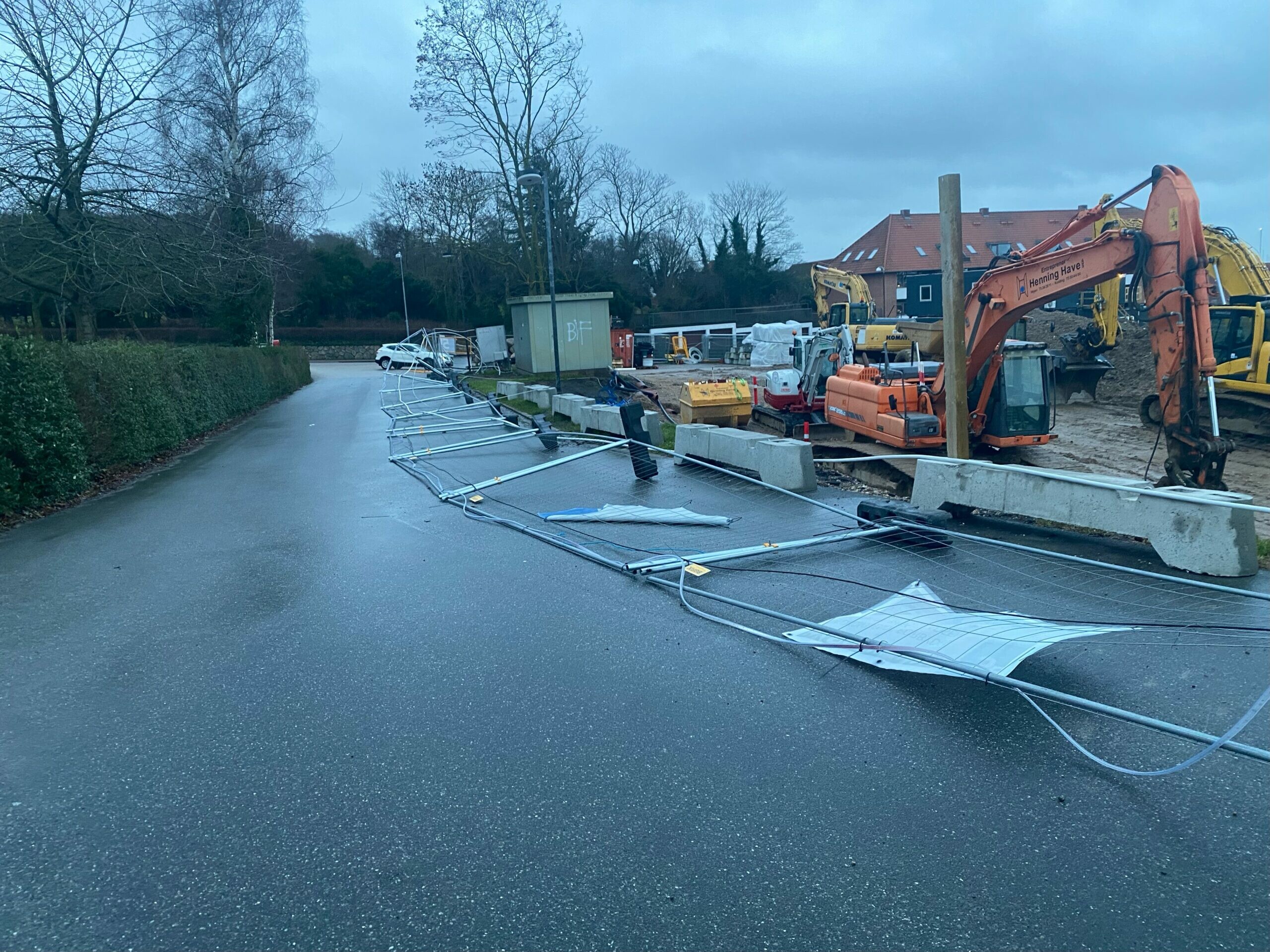 Stormen hærger: Hegn og træ væltet i Kalundborg