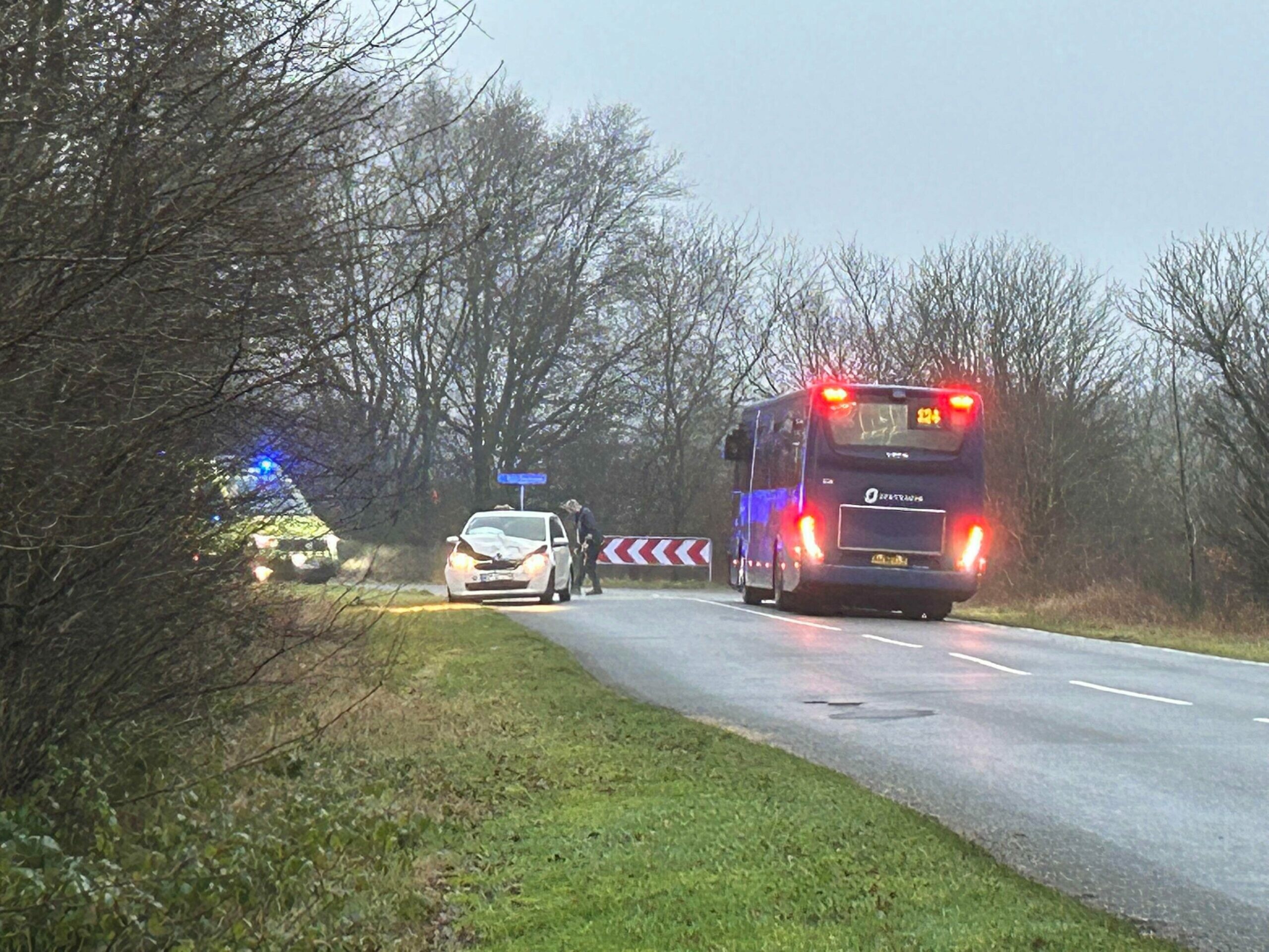 Bil rammer bus i sving: Ambulance ankommet