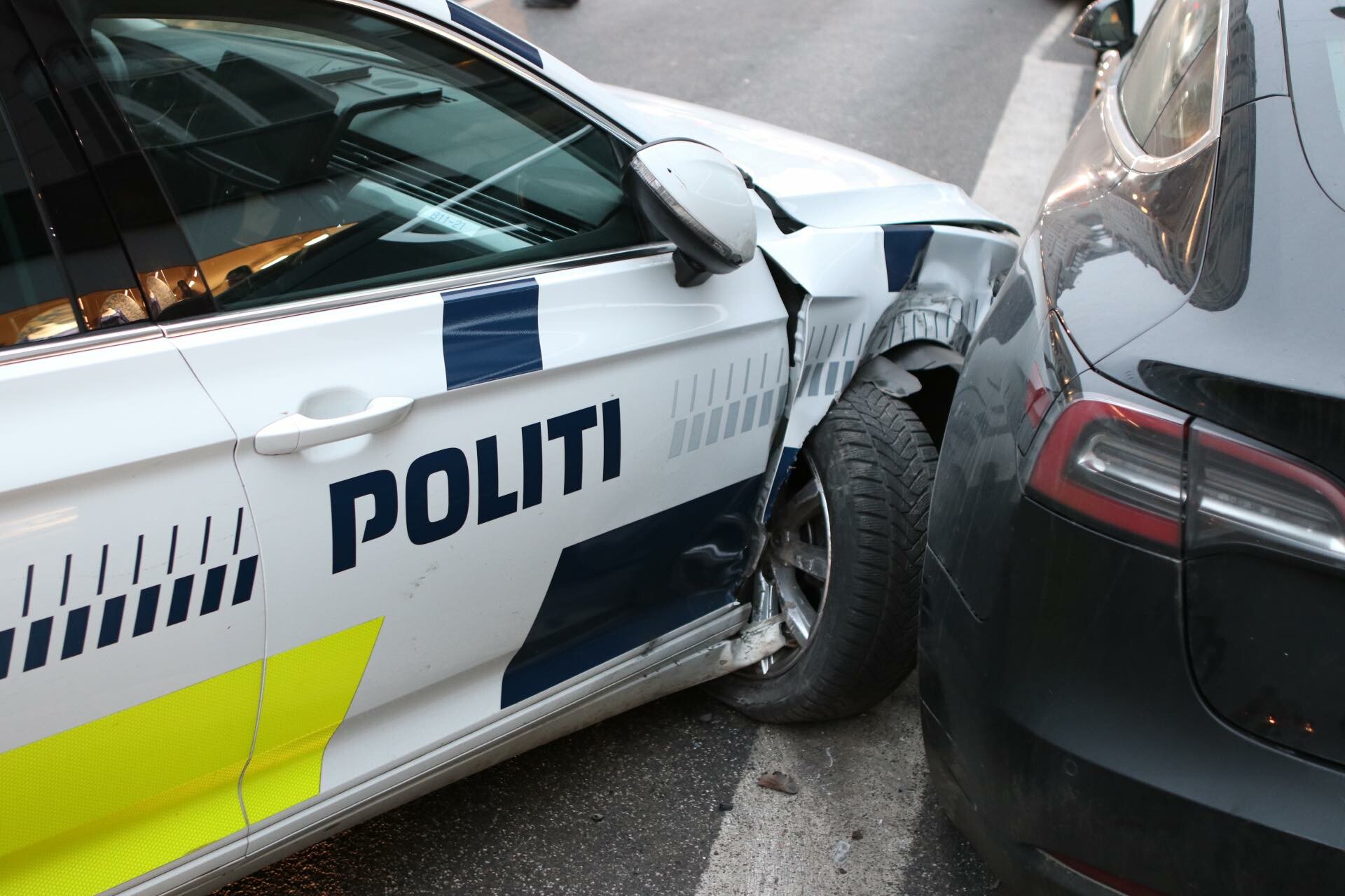 Politibil kører galt midt i København: Rammer to biler