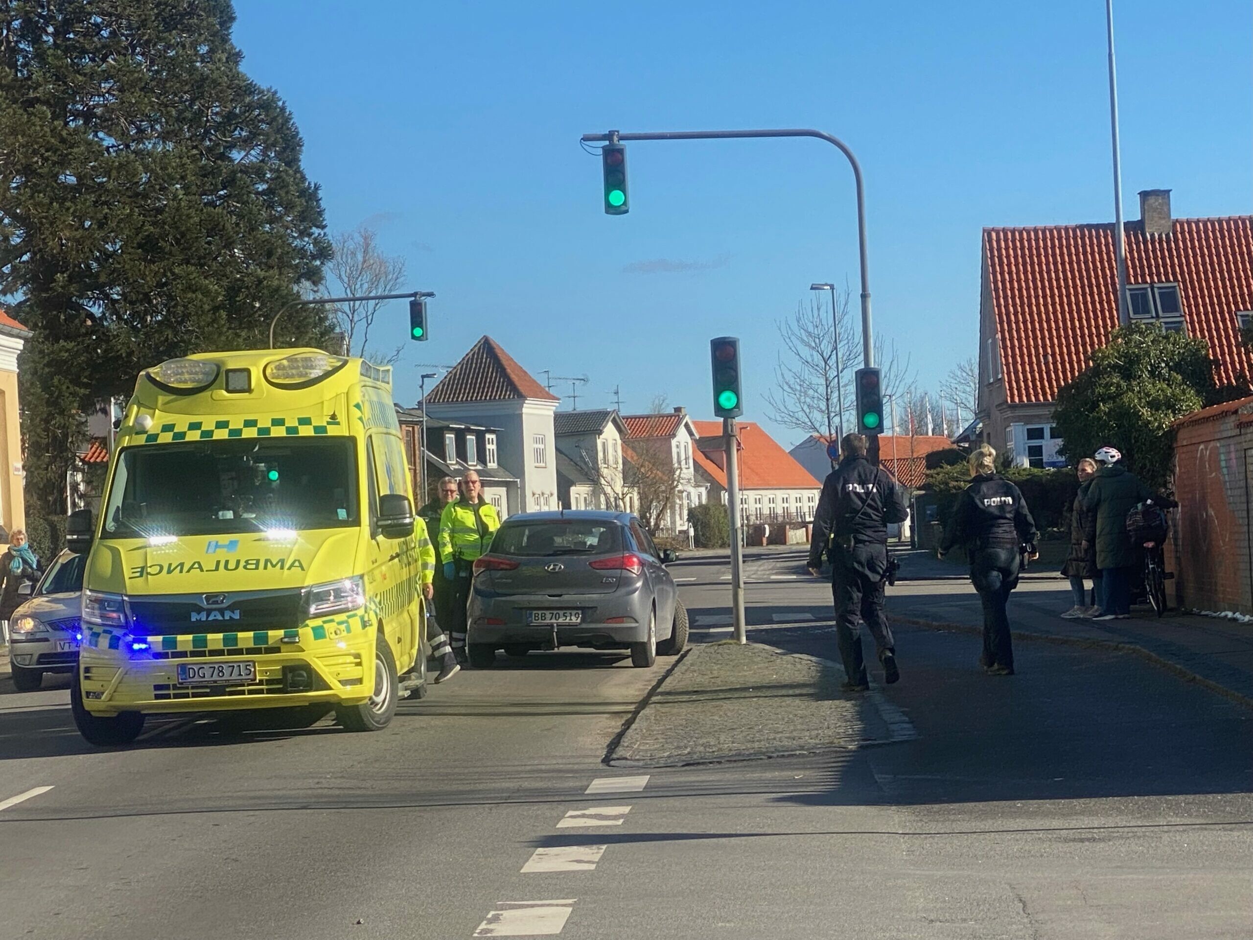 Bil kører ind i mast på Bornholm: Ambulance og politi til stede