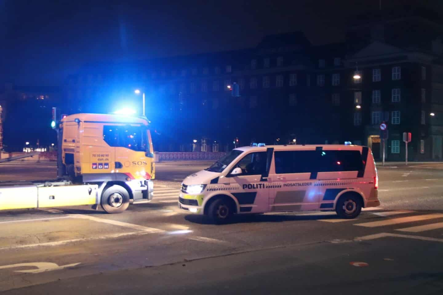 Vanvidsbilist flygtede i personbil med flere hundrede kilo hash