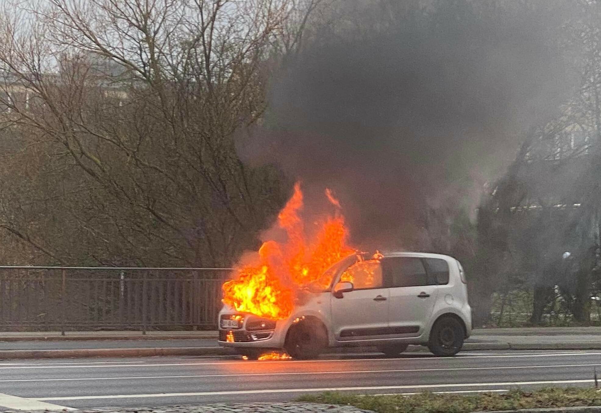 Se fotos: Bil pludselig brudt i brand i Aarhus