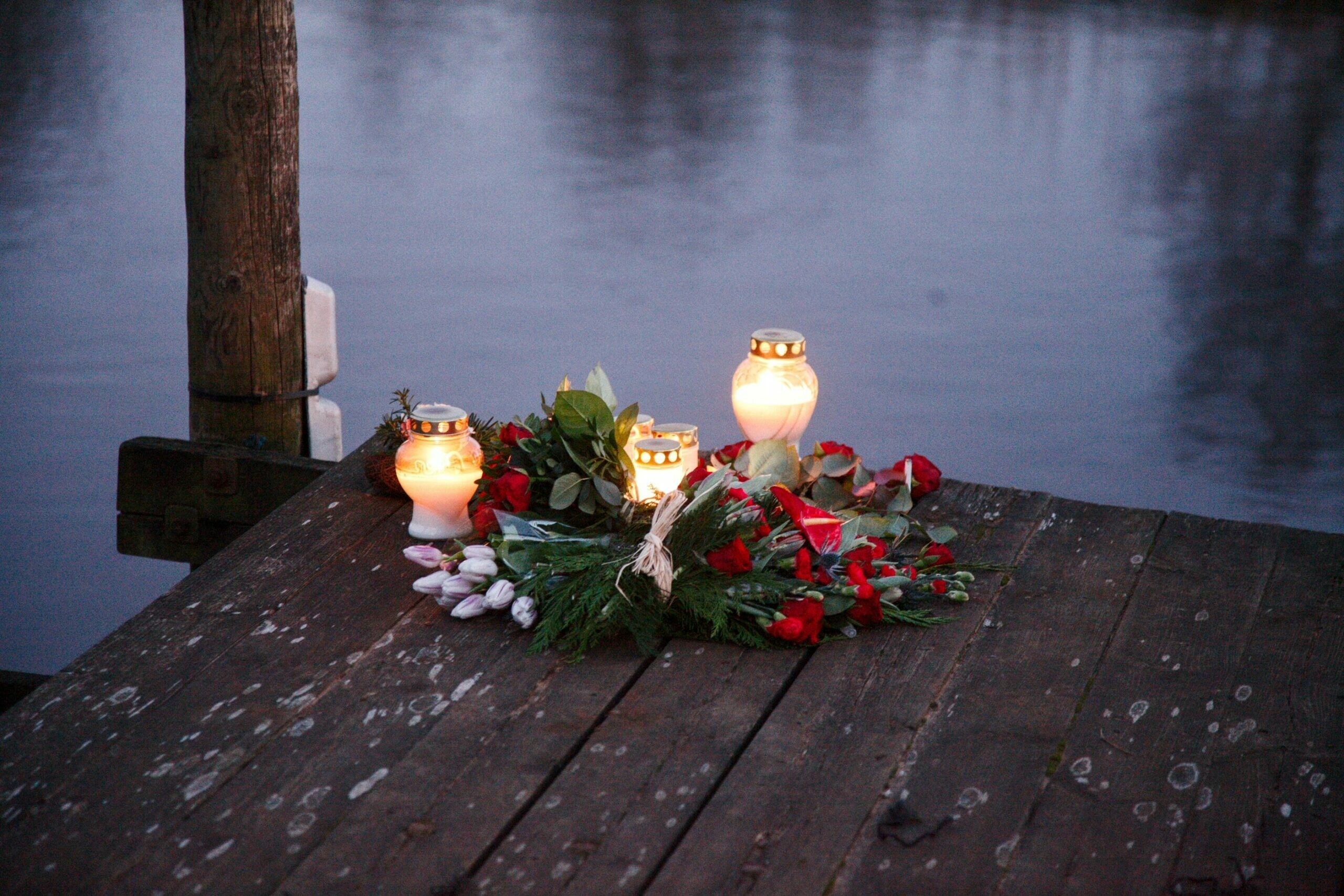 Levende lys og blomster: Pårørende mindes Mads Ehmsen på findested