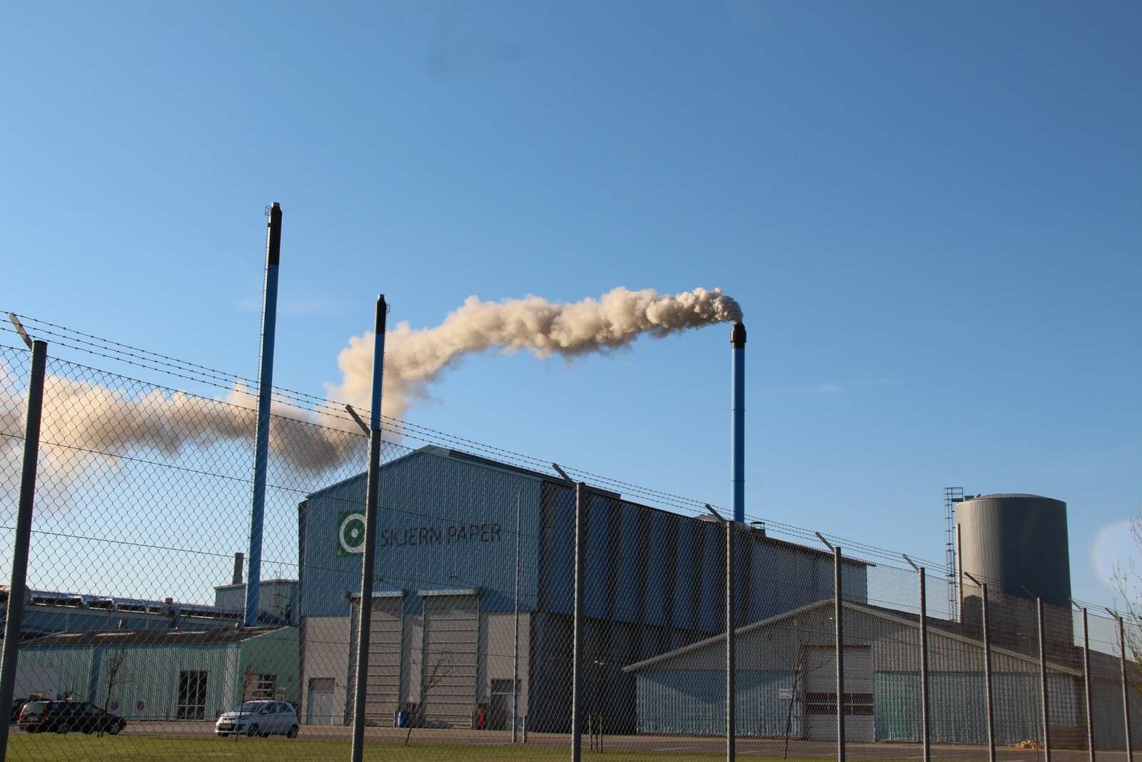 Brand i skorsten på papirfabrik: Røg kunne ses langt væk - Presse-fotos.dk
