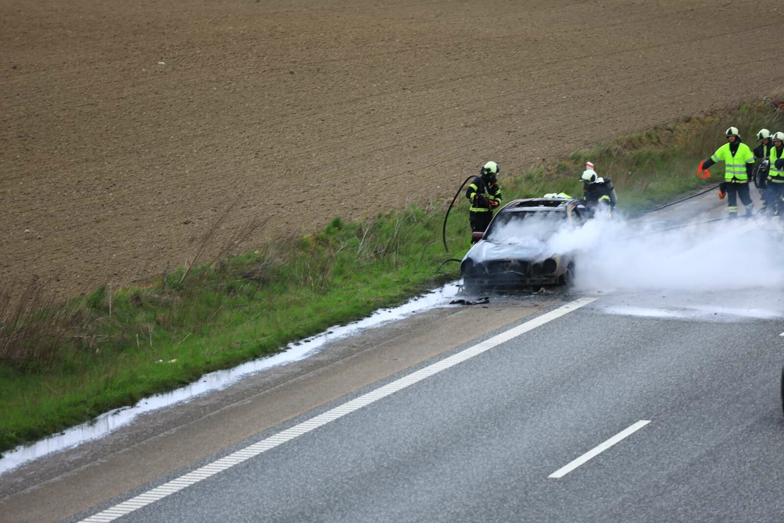 Se video: Brand i bil på motorvej!