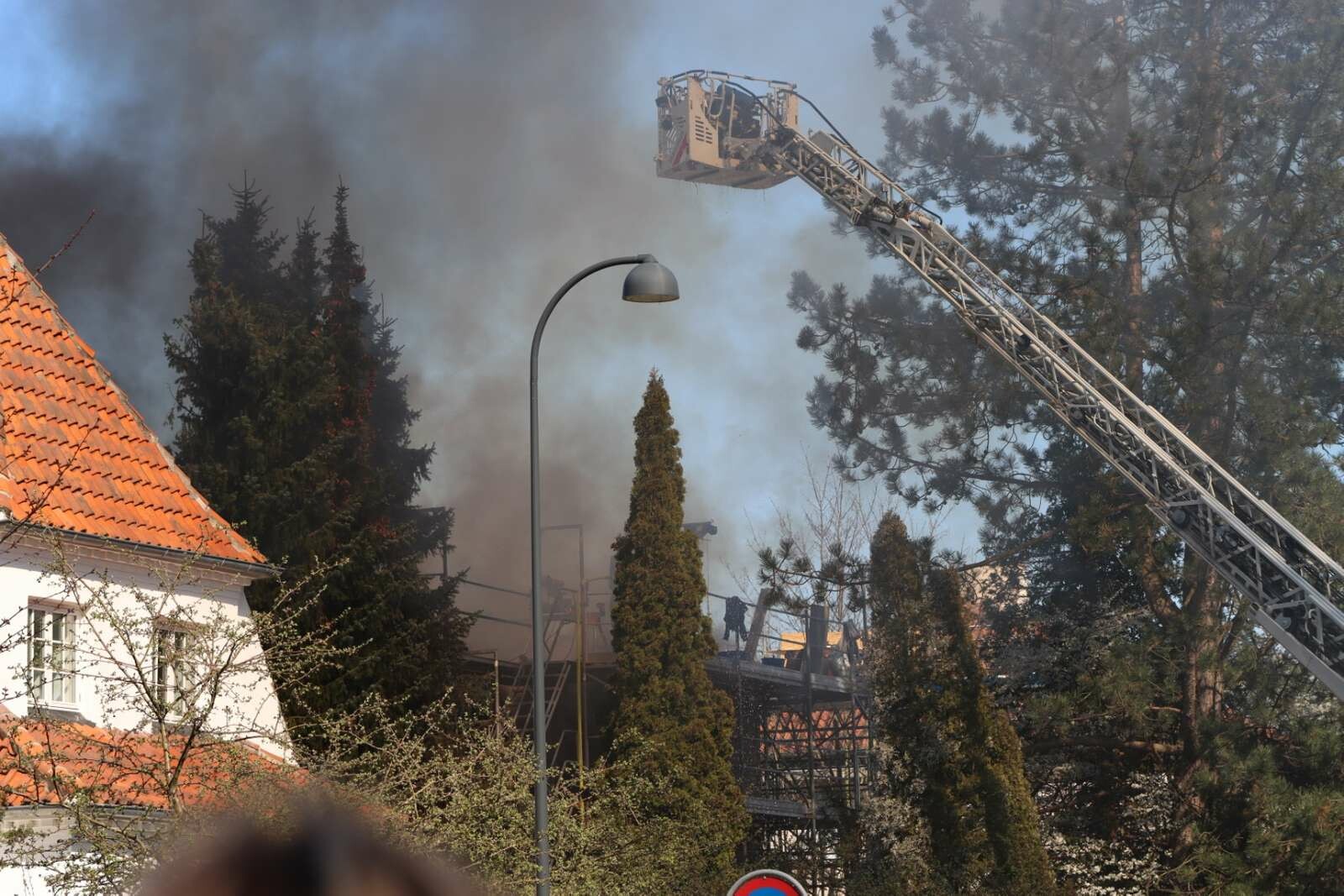 Kraftig villabrand: Flere brandstationer rykker ud
