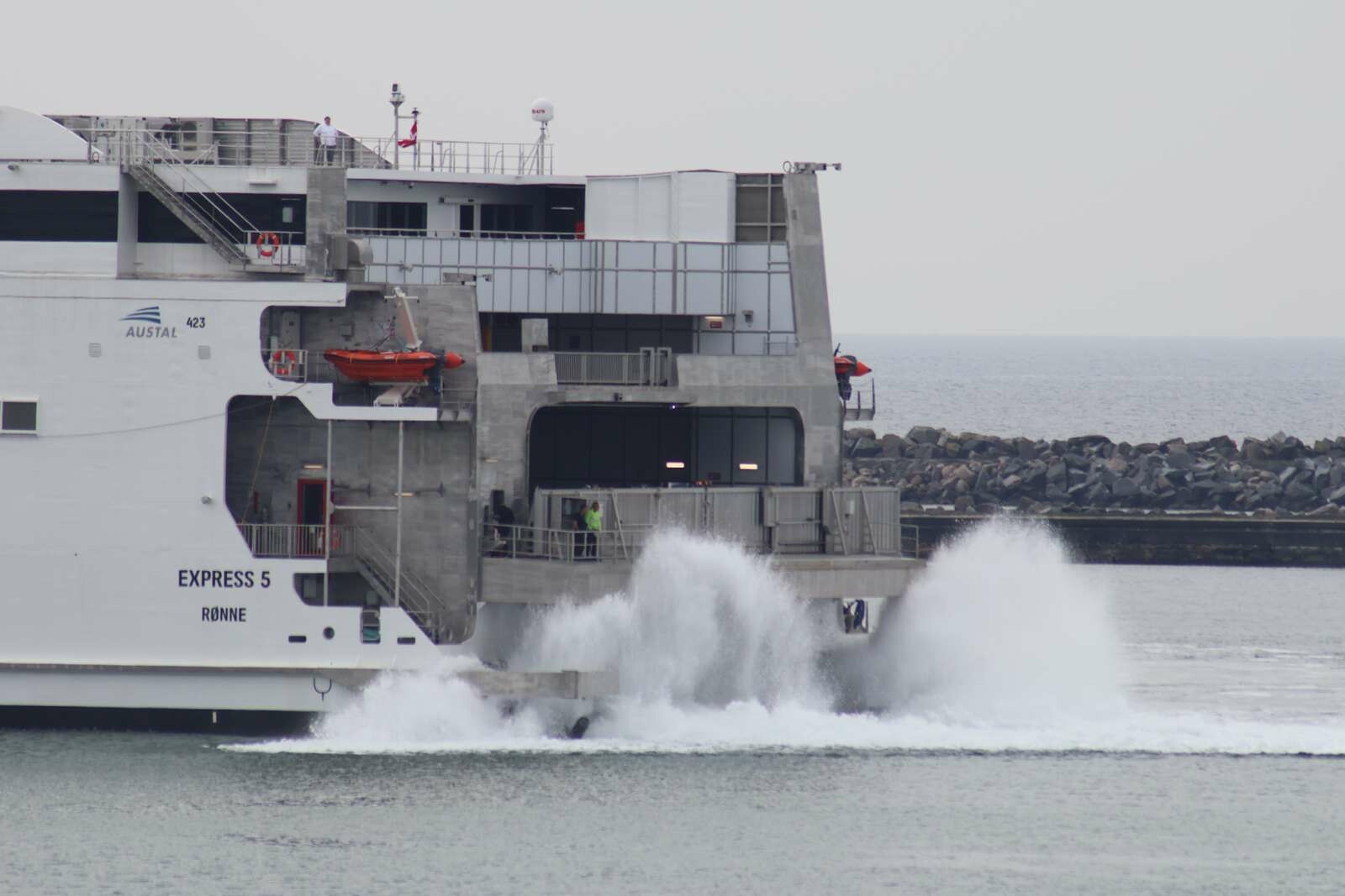 Se fotos og video: Verdens største hurtigfærge ankommer!