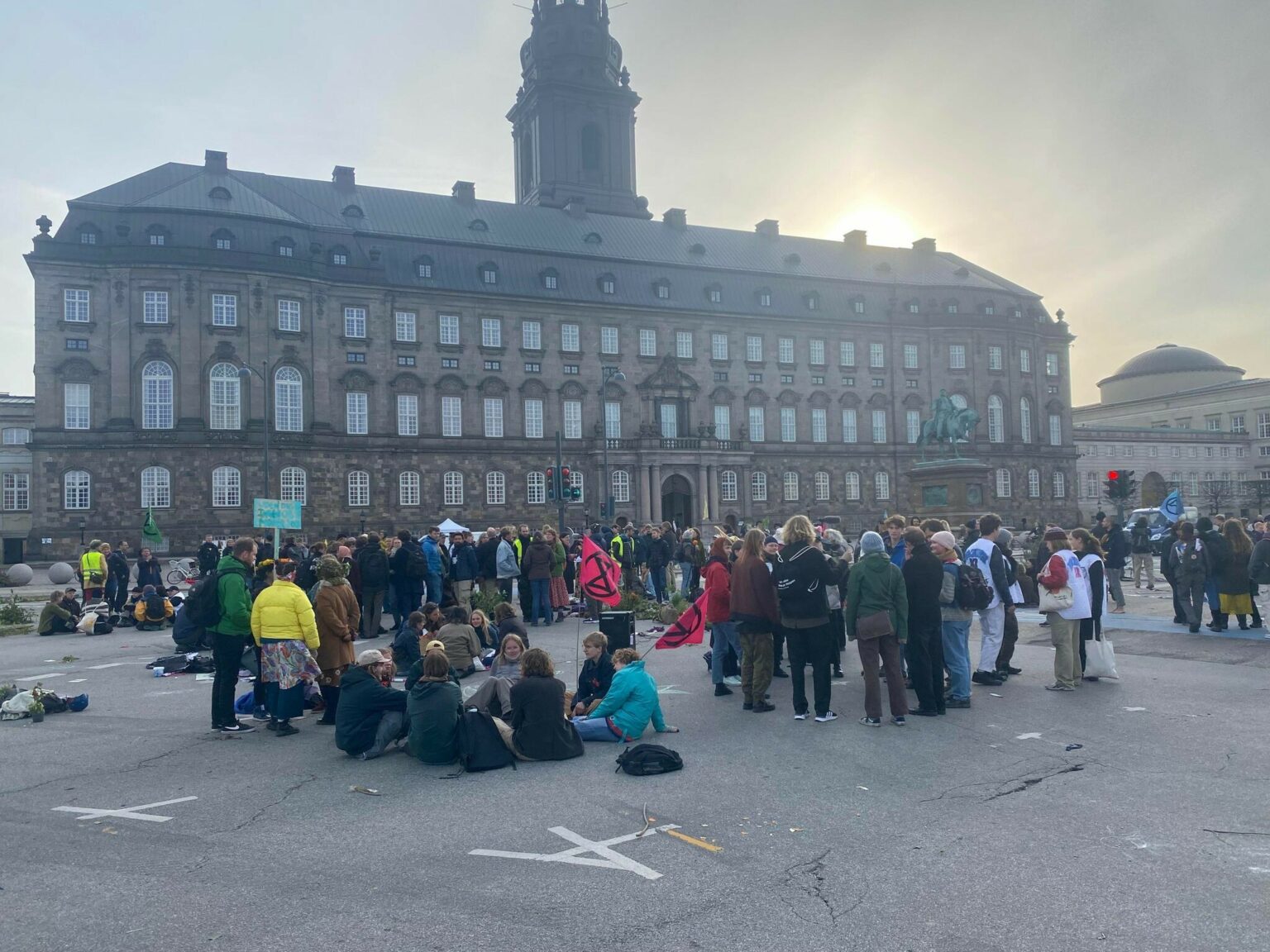 Se fotos: Klima-demonstranter stadig i gang foran Christiansborg