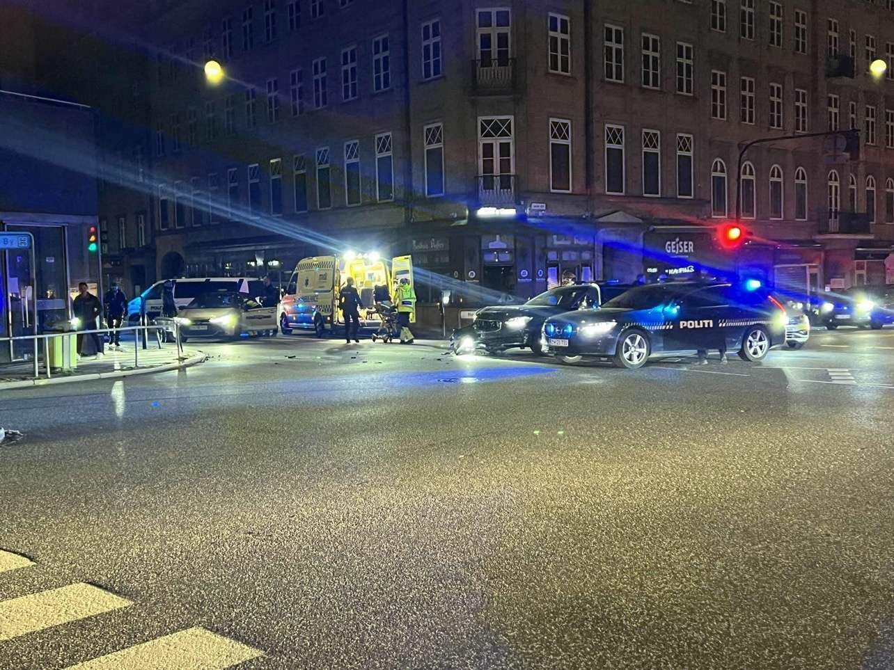 Politibil og taxa i frontalt sammenstød i Aarhus