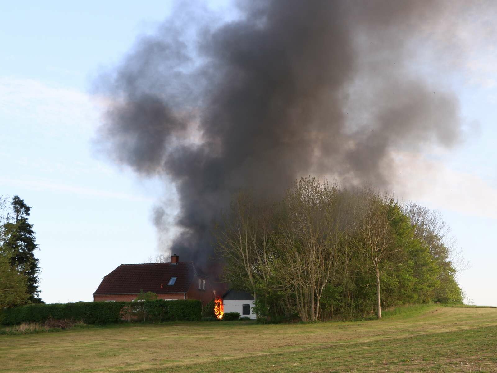 Kæmpe brand på gård i Jylland