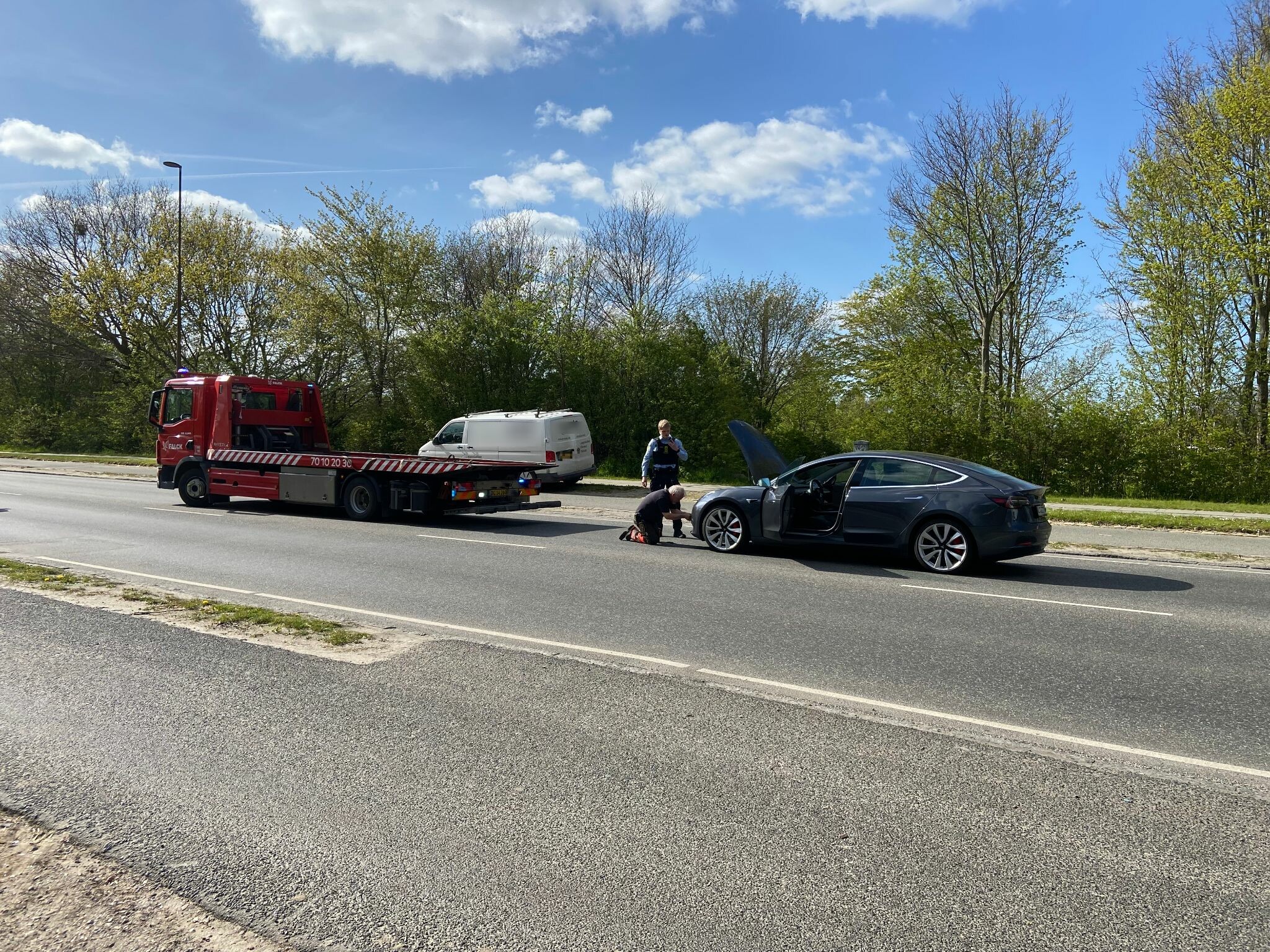 Varebil rammer Tesla i færdselsuheld: Person kørt til sygehuset