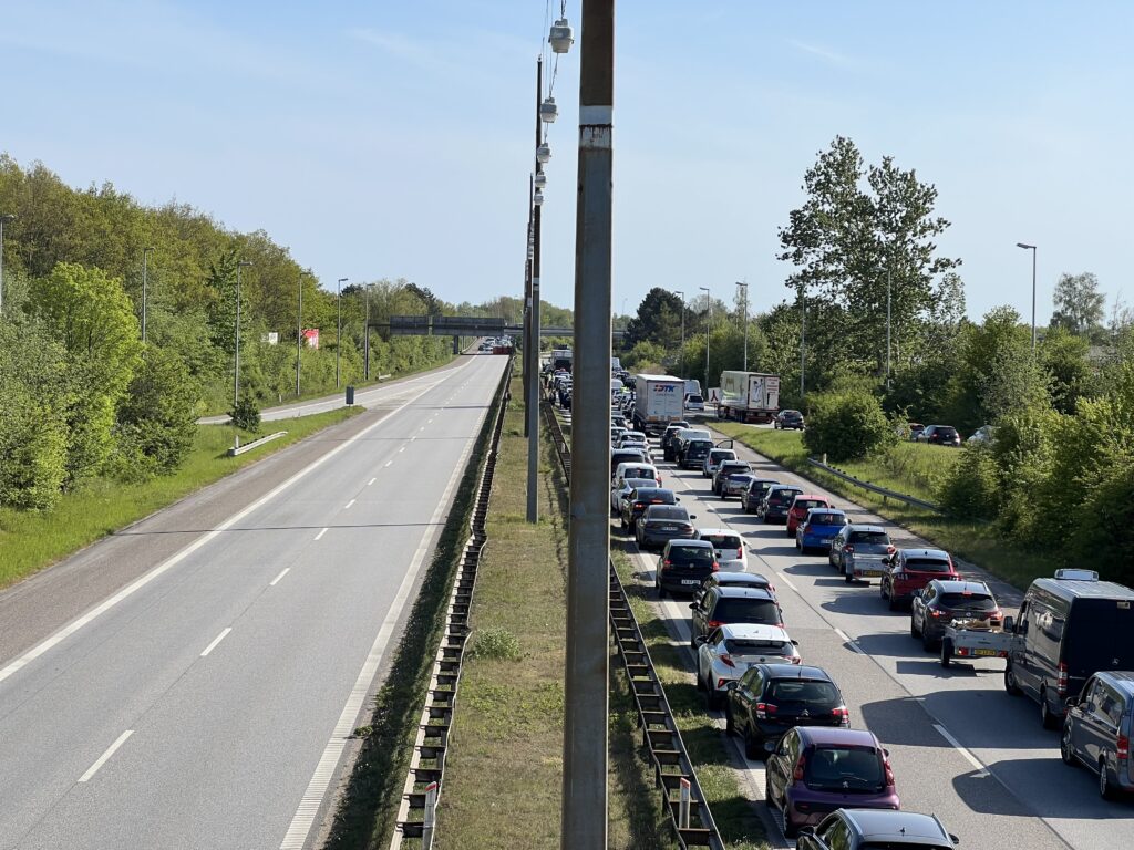 Motorvej spærret i begge retninger Motorvej spærret i begge retninger
