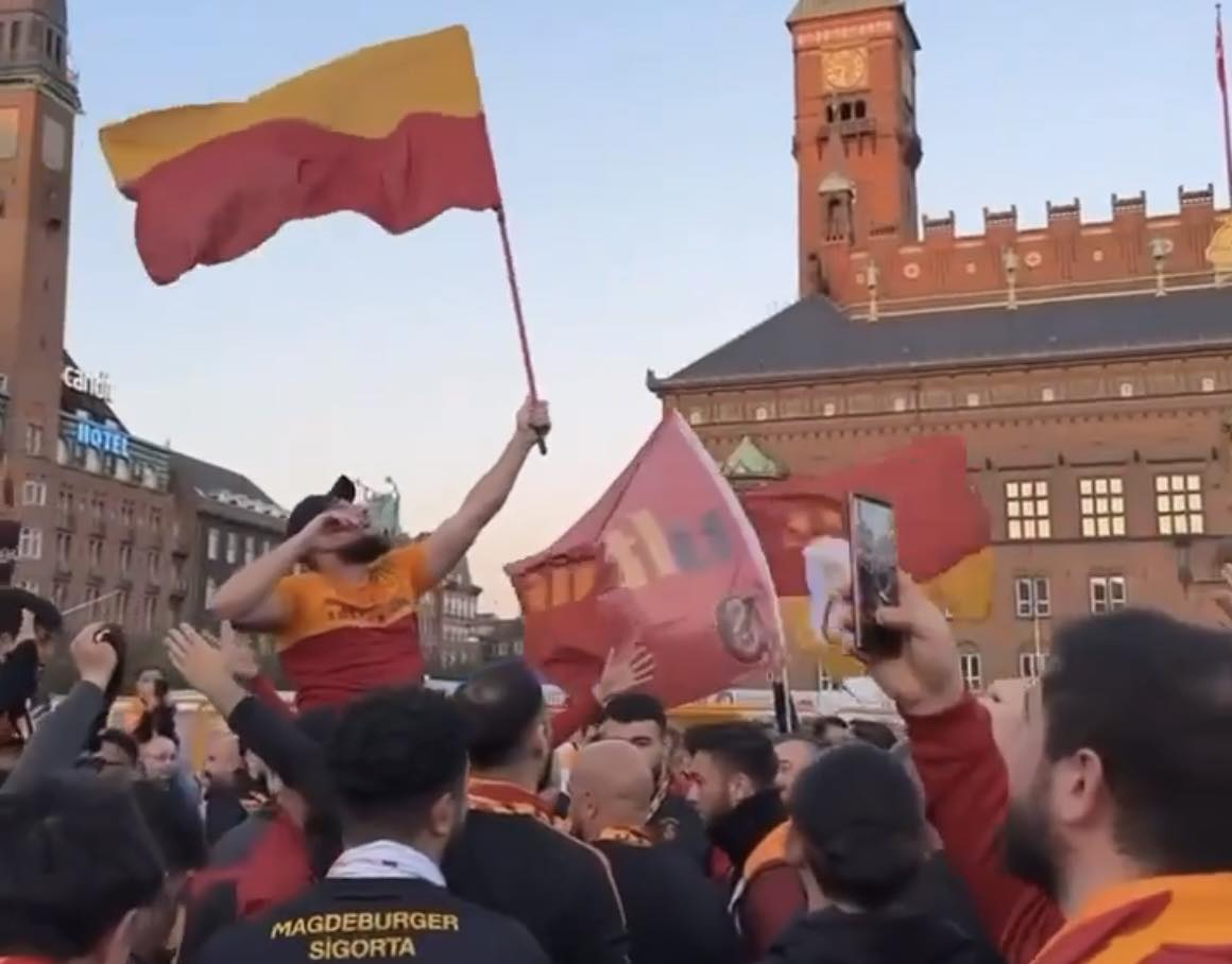 Tyrkisk fejring på Rådhuspladsen efter sejr