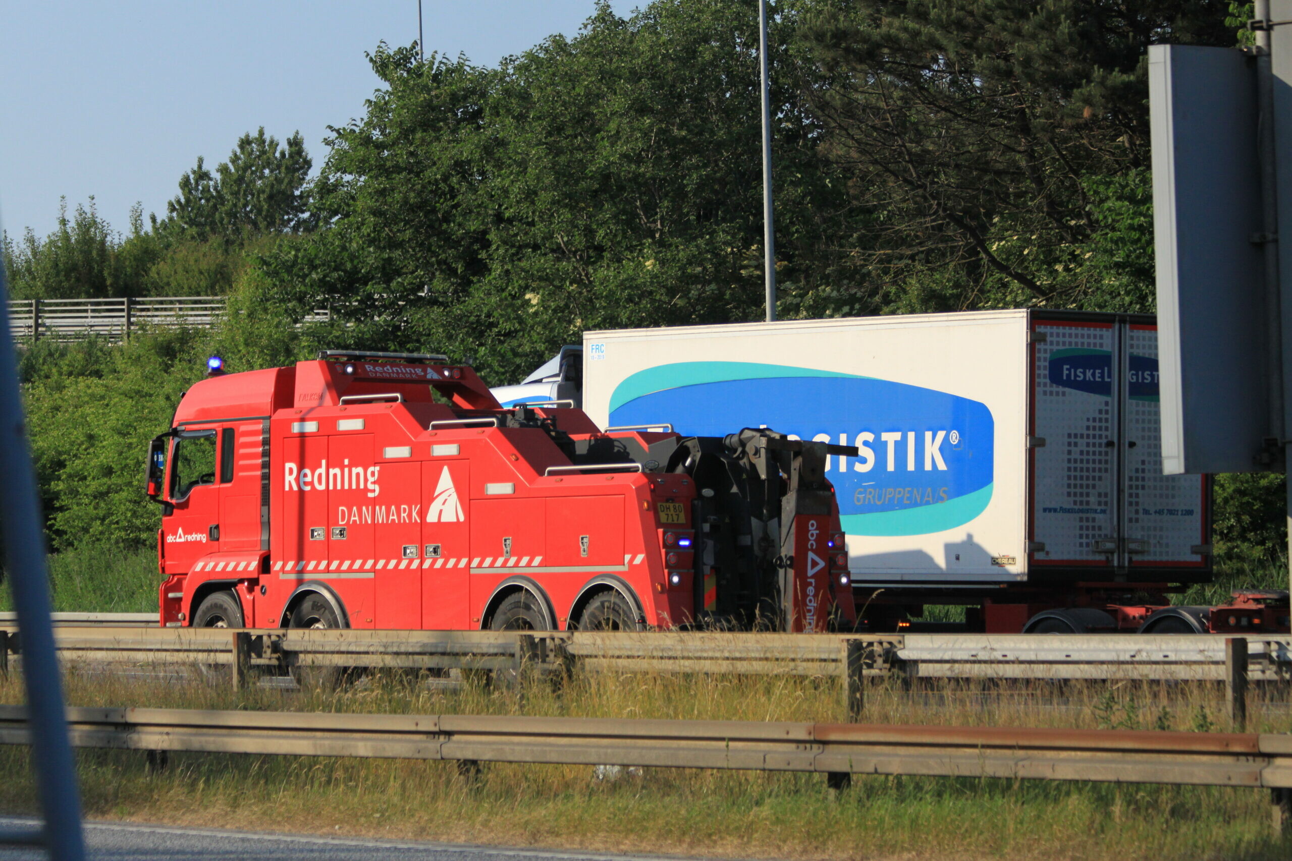 Lastbil taber trailer på motorvej: Kun ét spor åbent