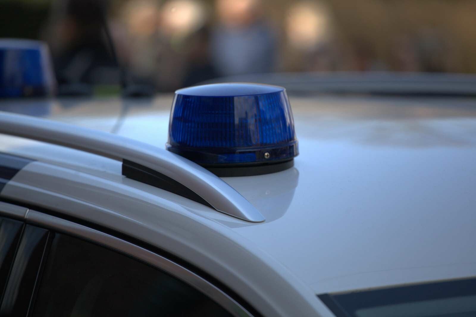 45-årig svingede med økse ud af vindue på bilen - og der var mere i sagen