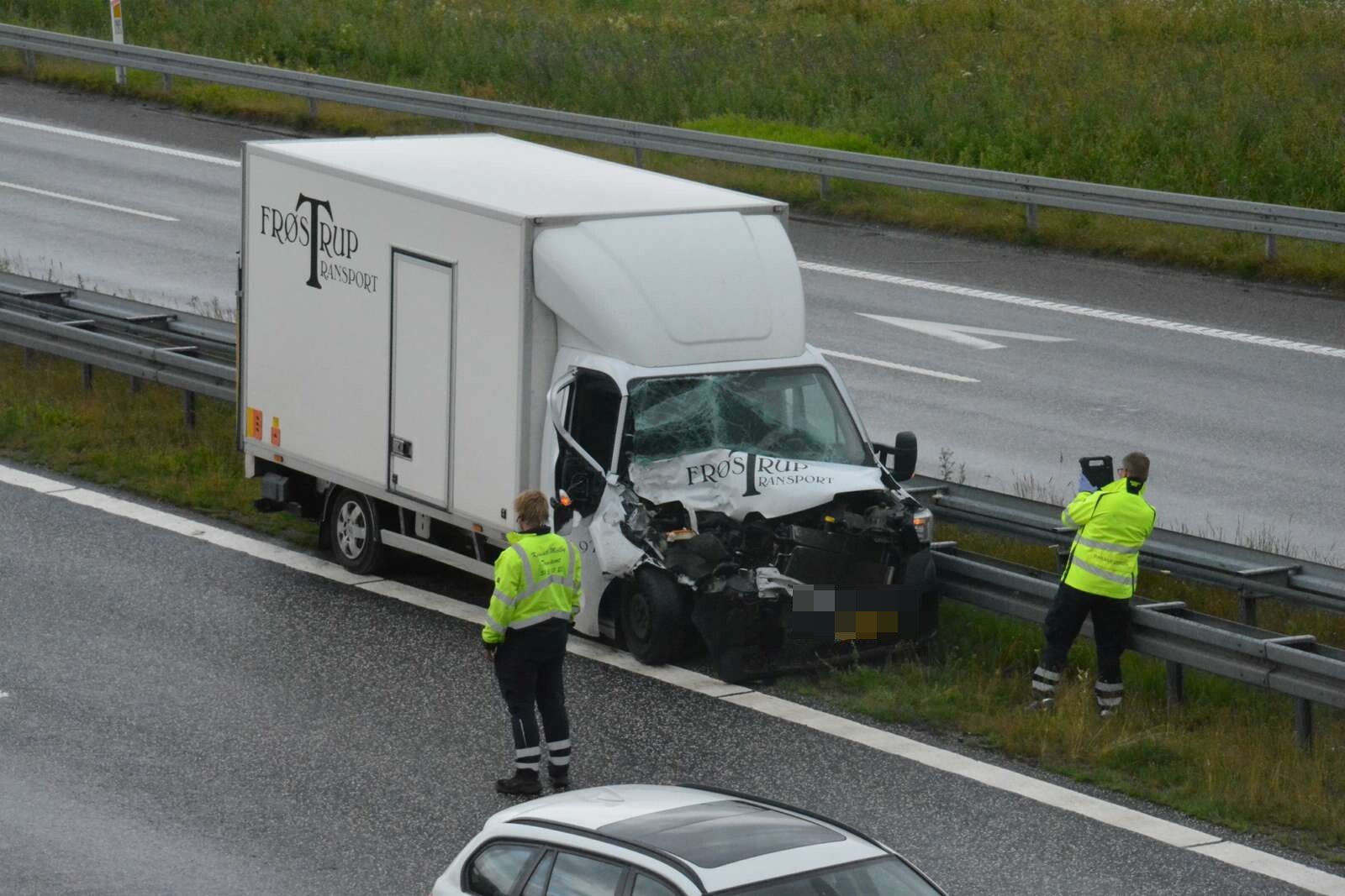 Uheld på motorvej: Personbil og lastbil stødt sammen