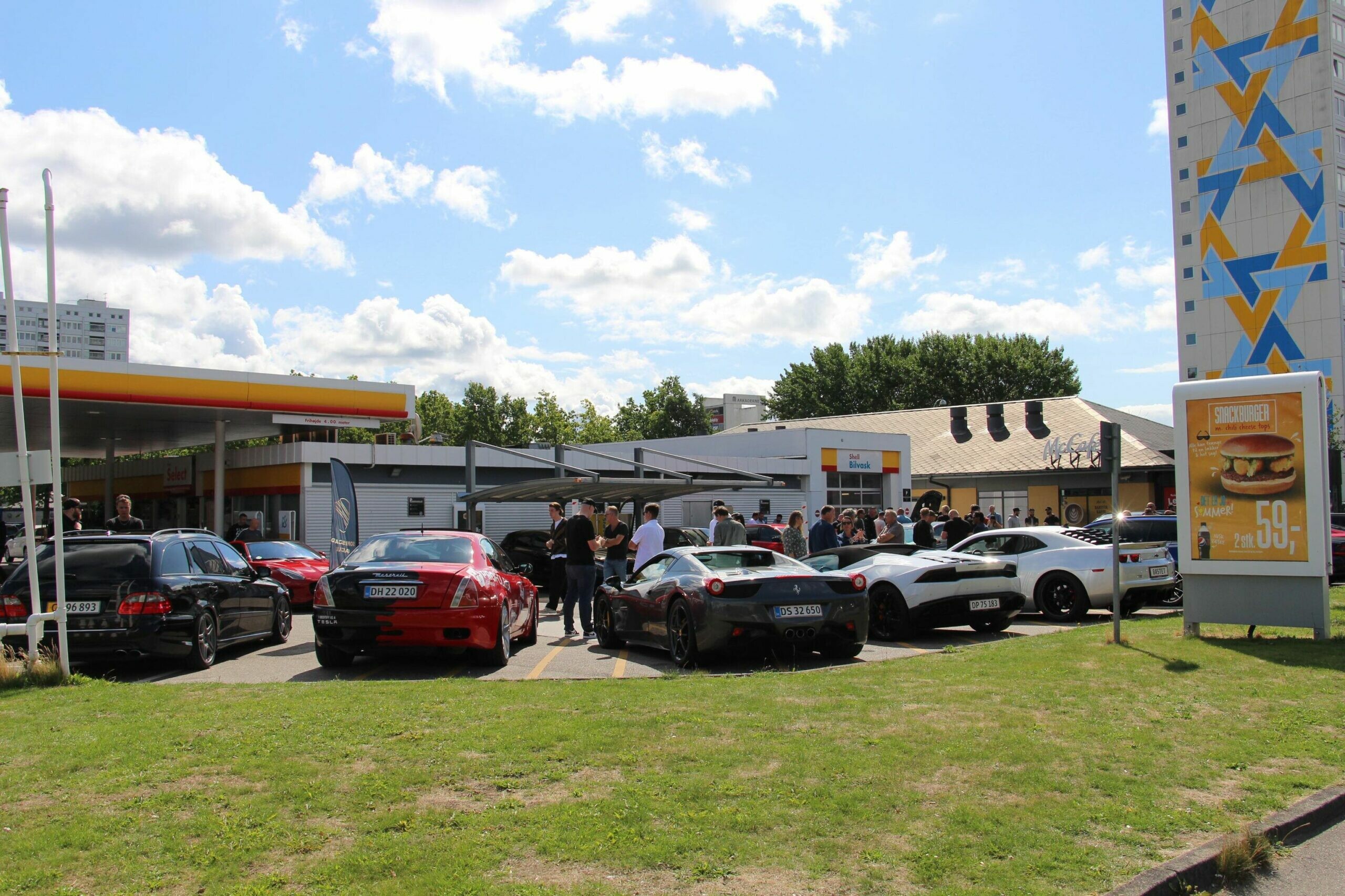 Stort biltræf ved Shell