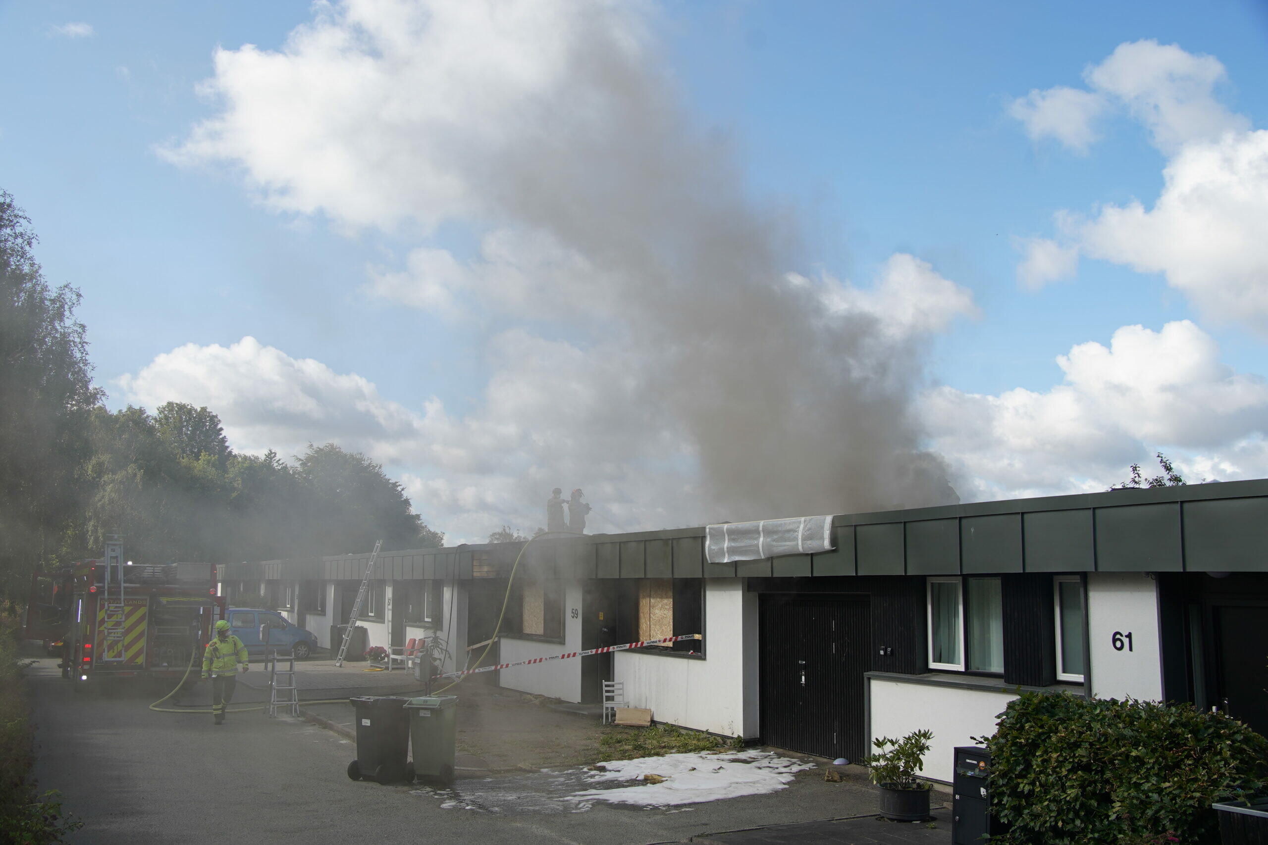 Røg fra nedbrændt rækkehus blusset op: Brandvæsnet rykker ud igen Røg fra nedbrændt rækkehus blusset op: Brandvæsnet rykker ud igen