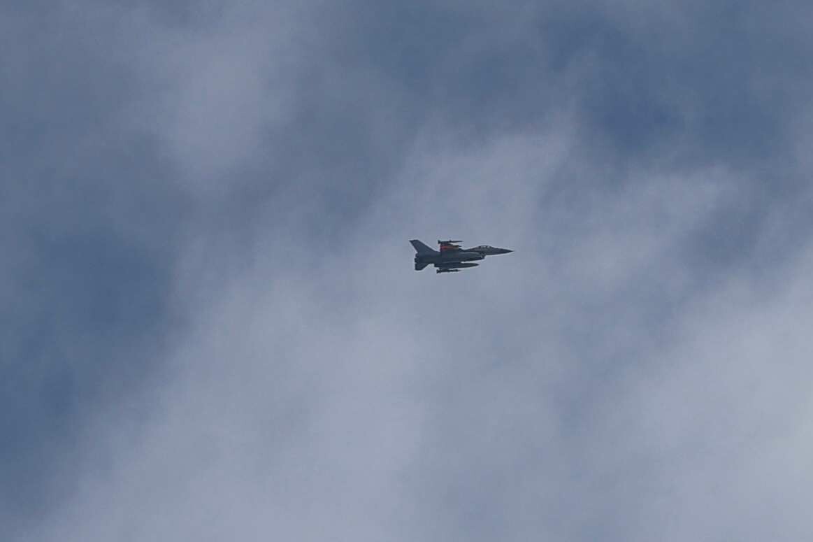 Se video og fotos: F16-fly cirkulerer over sjællandsk by