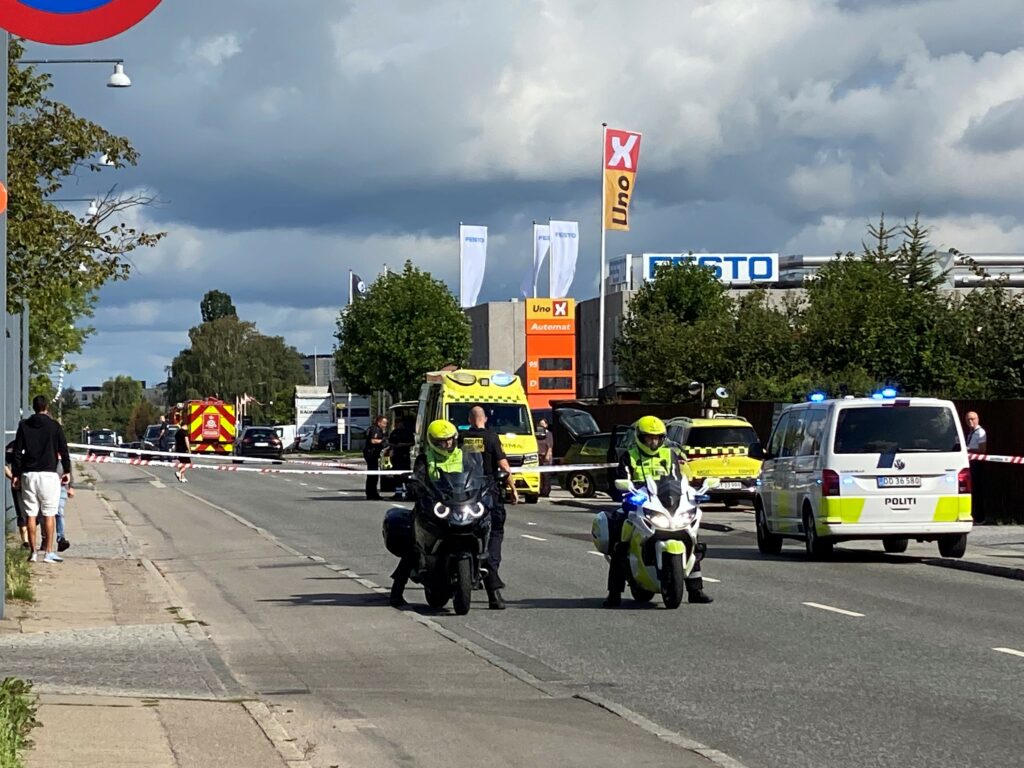 Færdselsuheld: Stor vej er spærret i begge retninger Færdselsuheld: Stor vej er spærret i begge retninger