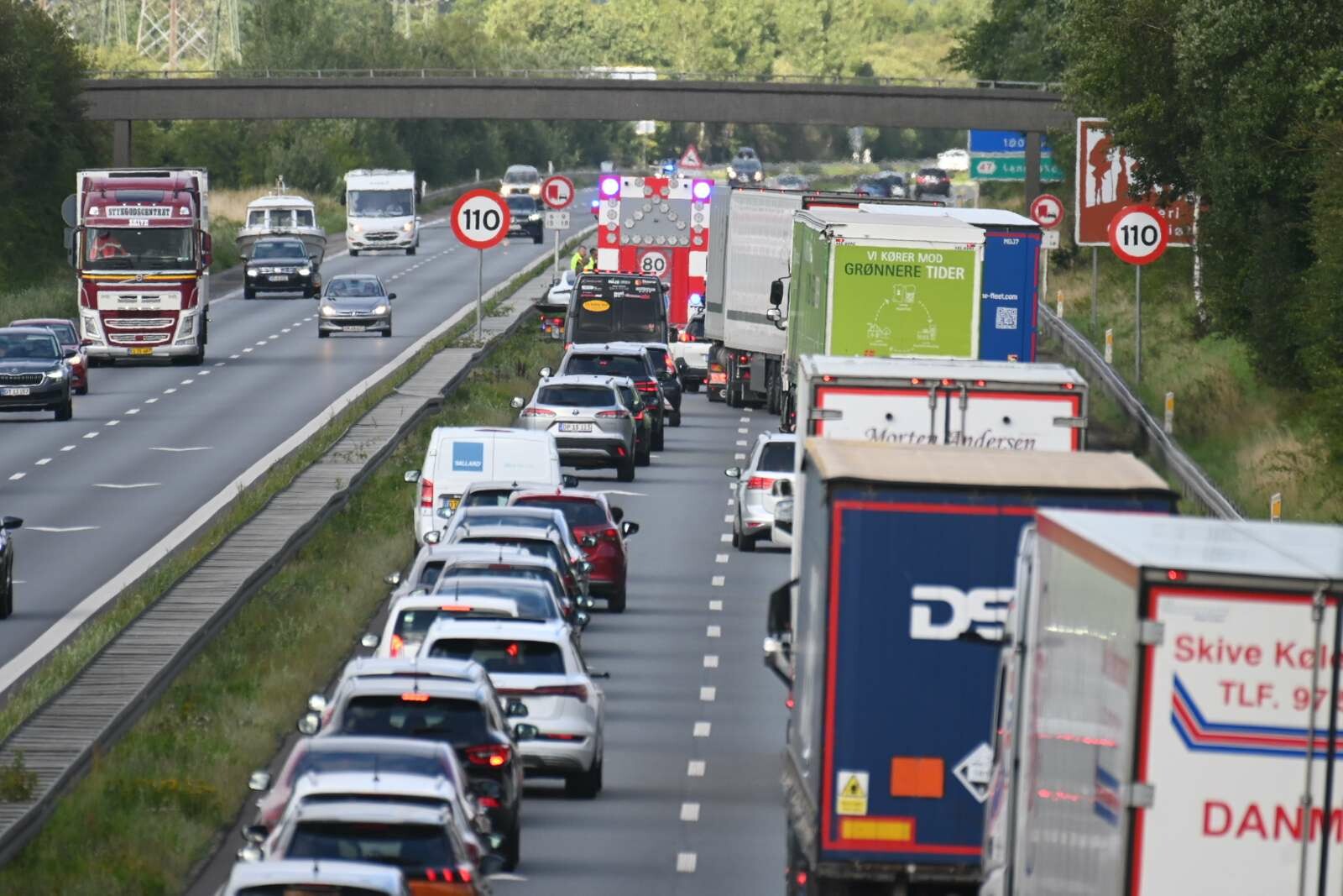 Kæmpe-kø på motorvej: Spor er spærret!