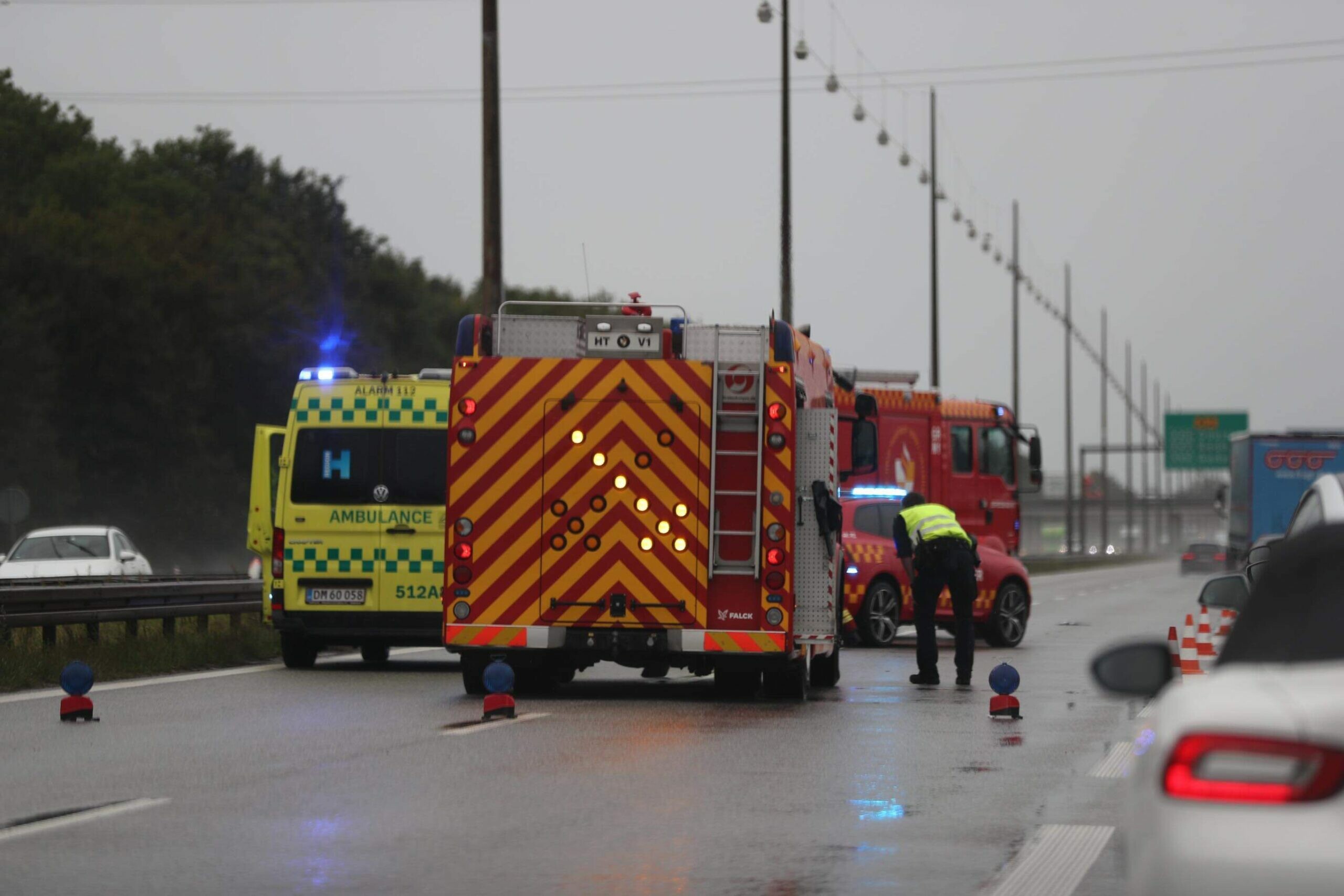 Lastbil og personbil kørt sammen på motorring 3