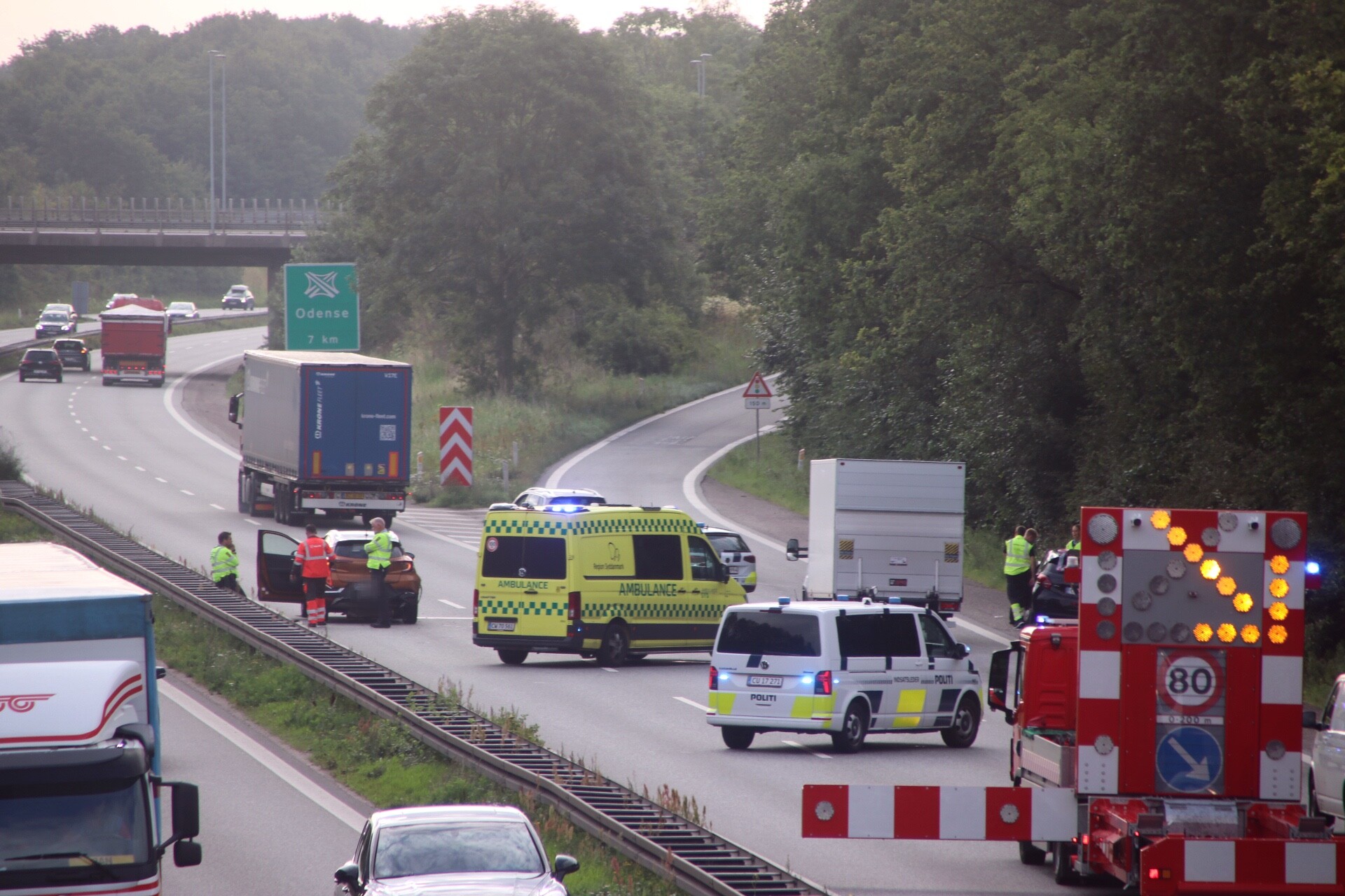 Spor spærret på motorvej: Køen strækker sig over 5 kilometer