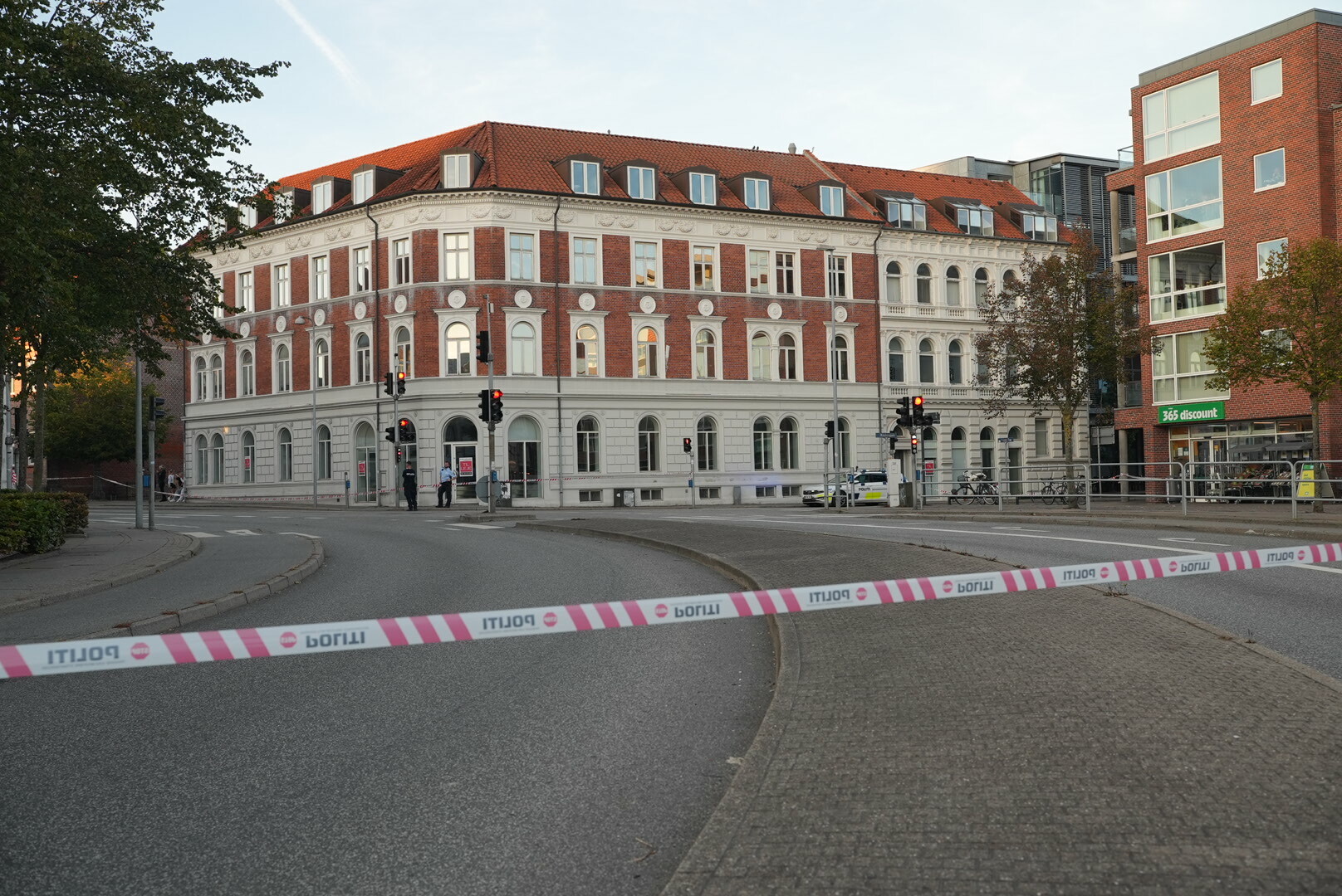 42-årig stukket ned på åben gade
