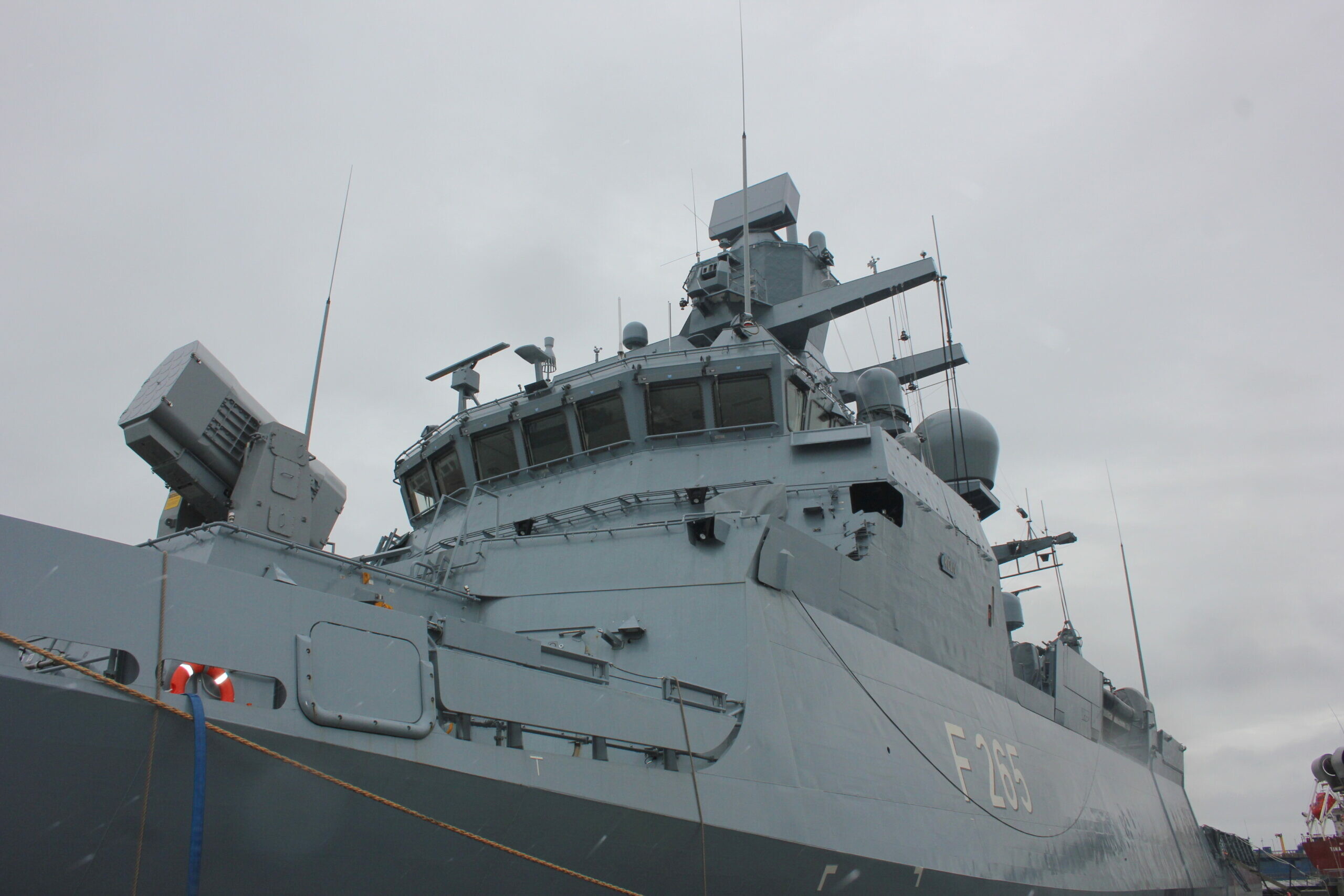 Pinligt: To danske krigsskibe kan ikke affyre kanonen