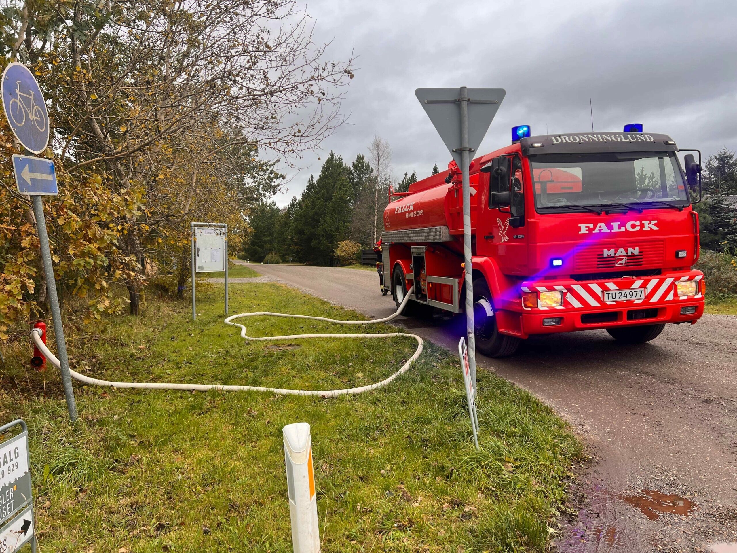 Store flammer raserer sommerhus