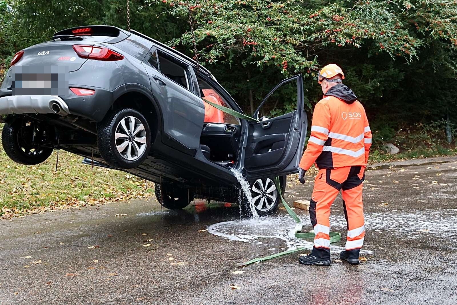 Bil kørt i vandet: Nu er den reddet op!