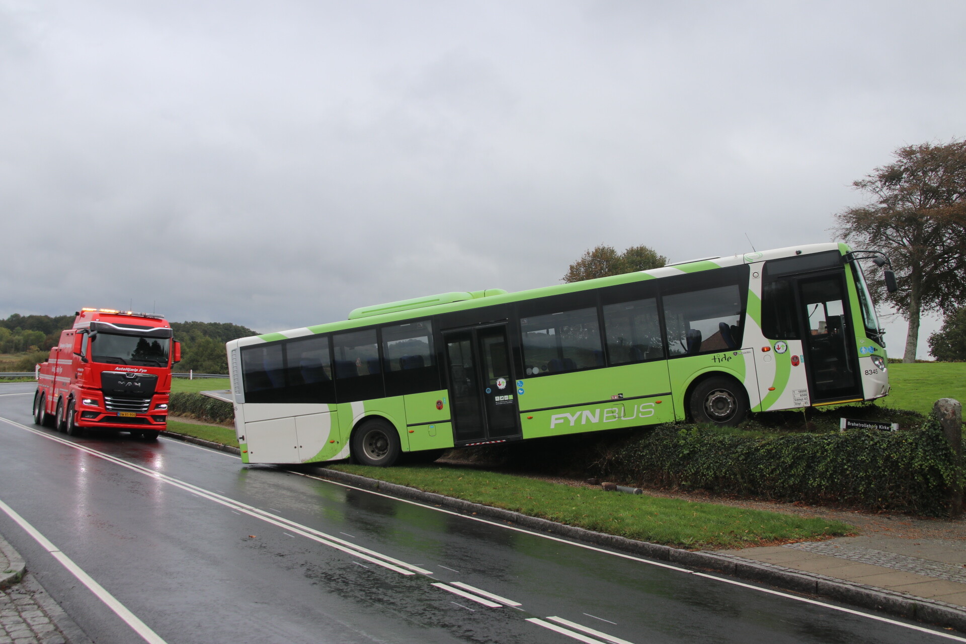 Uventet stunt: Bus med passagerer brager op over stengærde