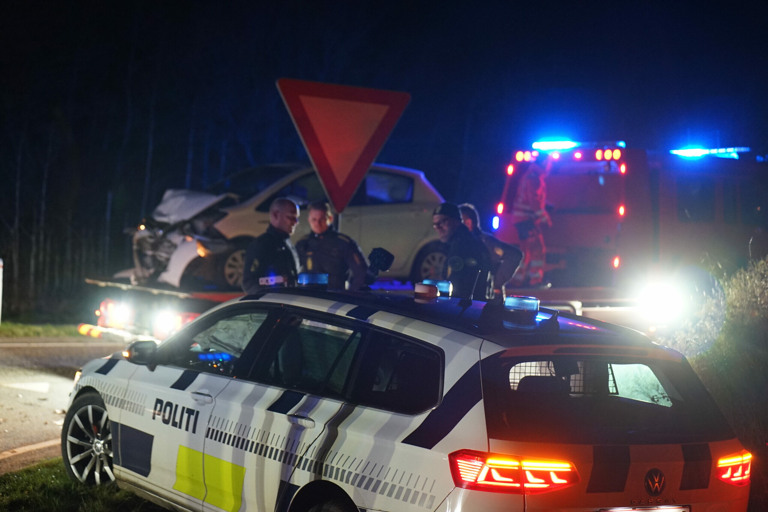 Politibil med fuld udrykning påkørt: Betjente kørt til hospitalet